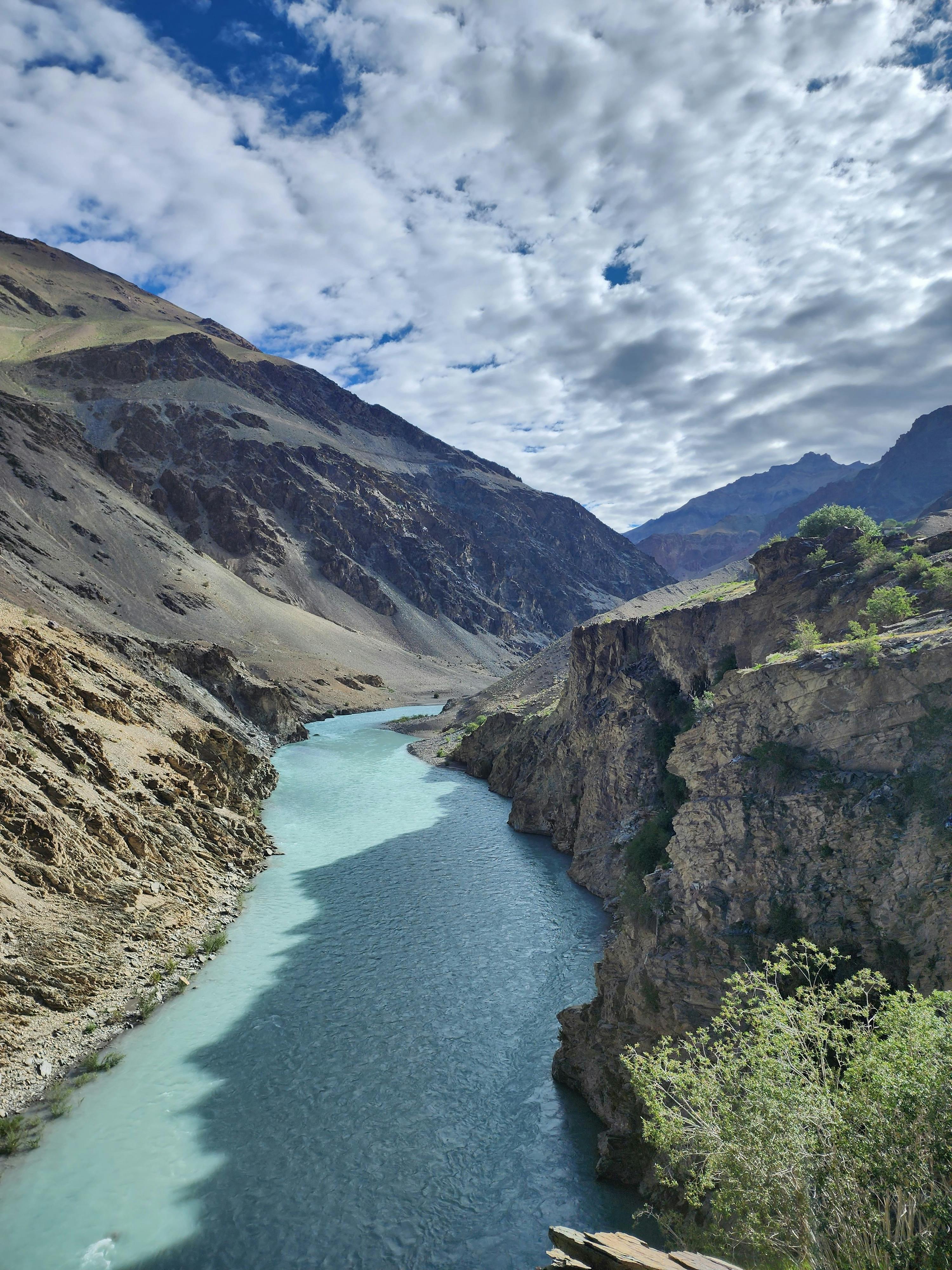 Serene Himalayan River Flowing Through Rugged Valley · Free Stock Photo