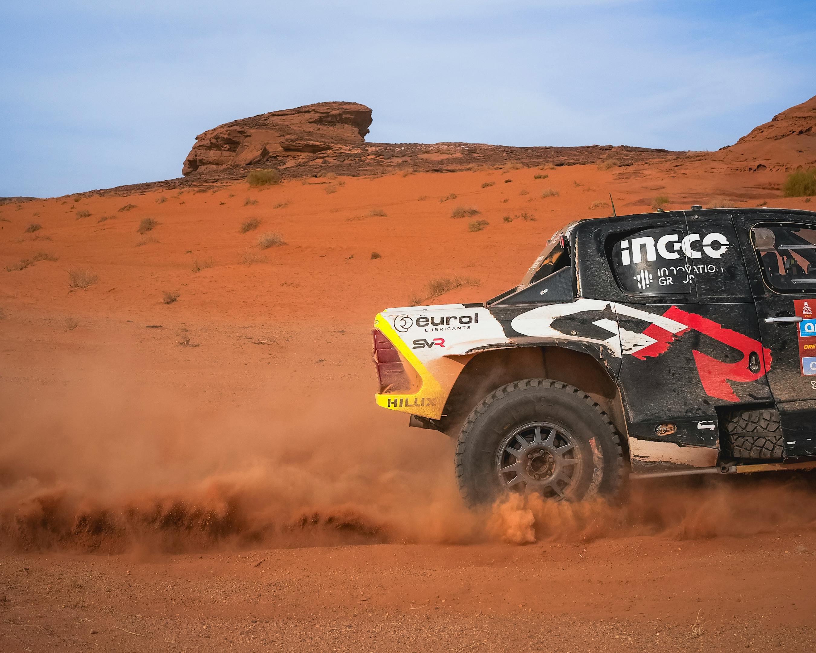 Desert Rally Car Racing Across Sandy Terrain · Free Stock Photo