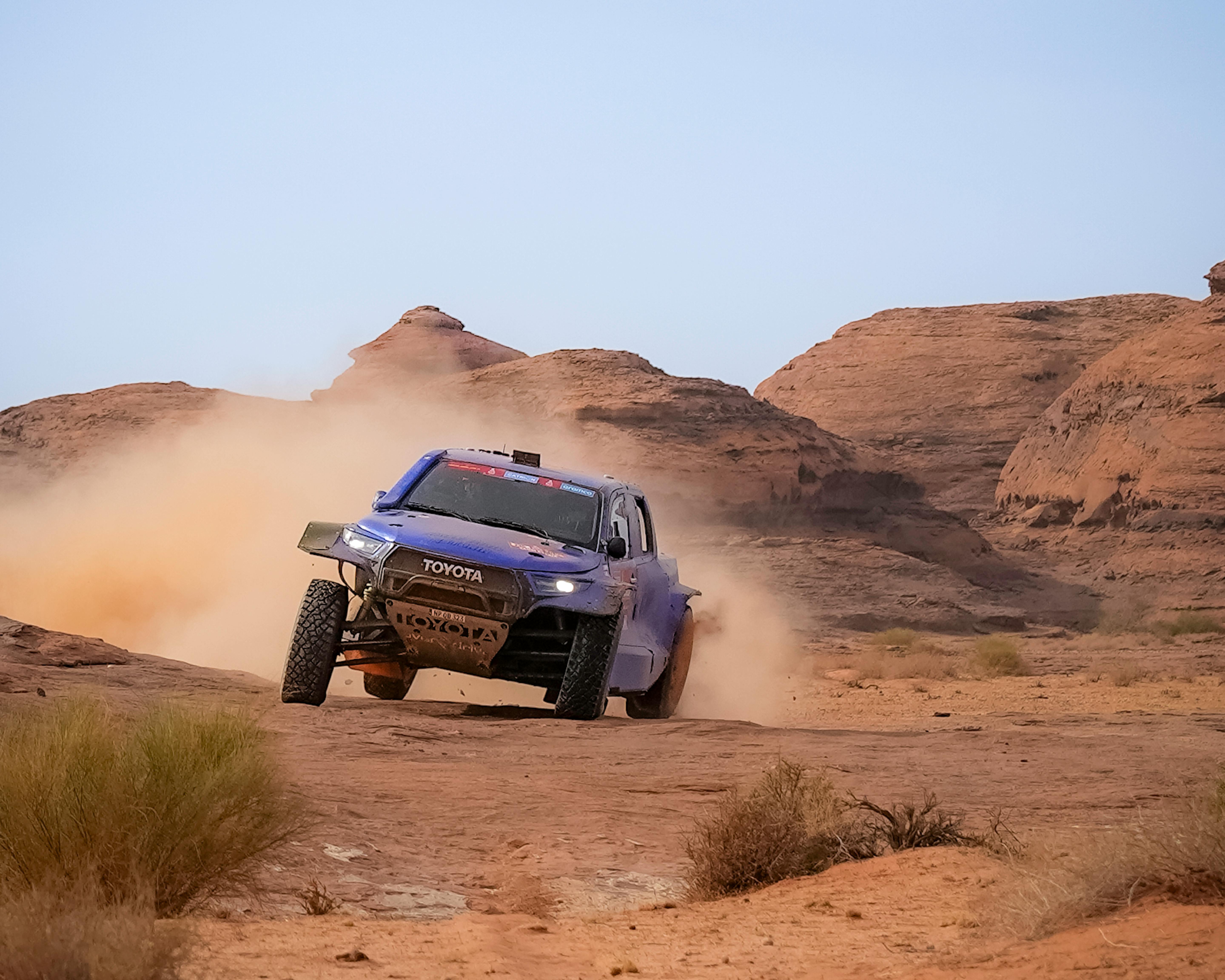 Desert Rally Car Racing Through Rocky Terrain · Free Stock Photo