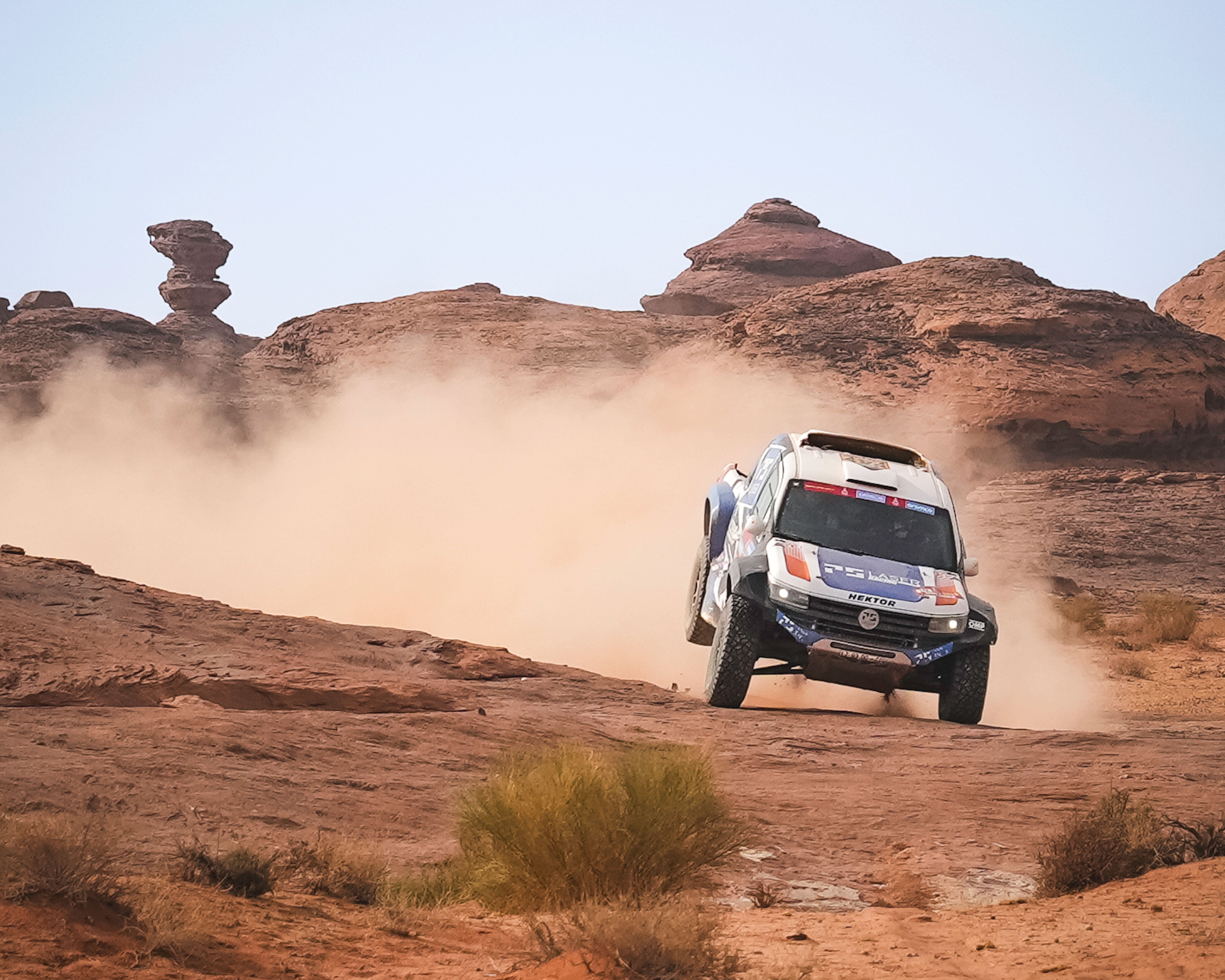 Off-Road Racing in Rocky Desert Terrain · Free Stock Photo