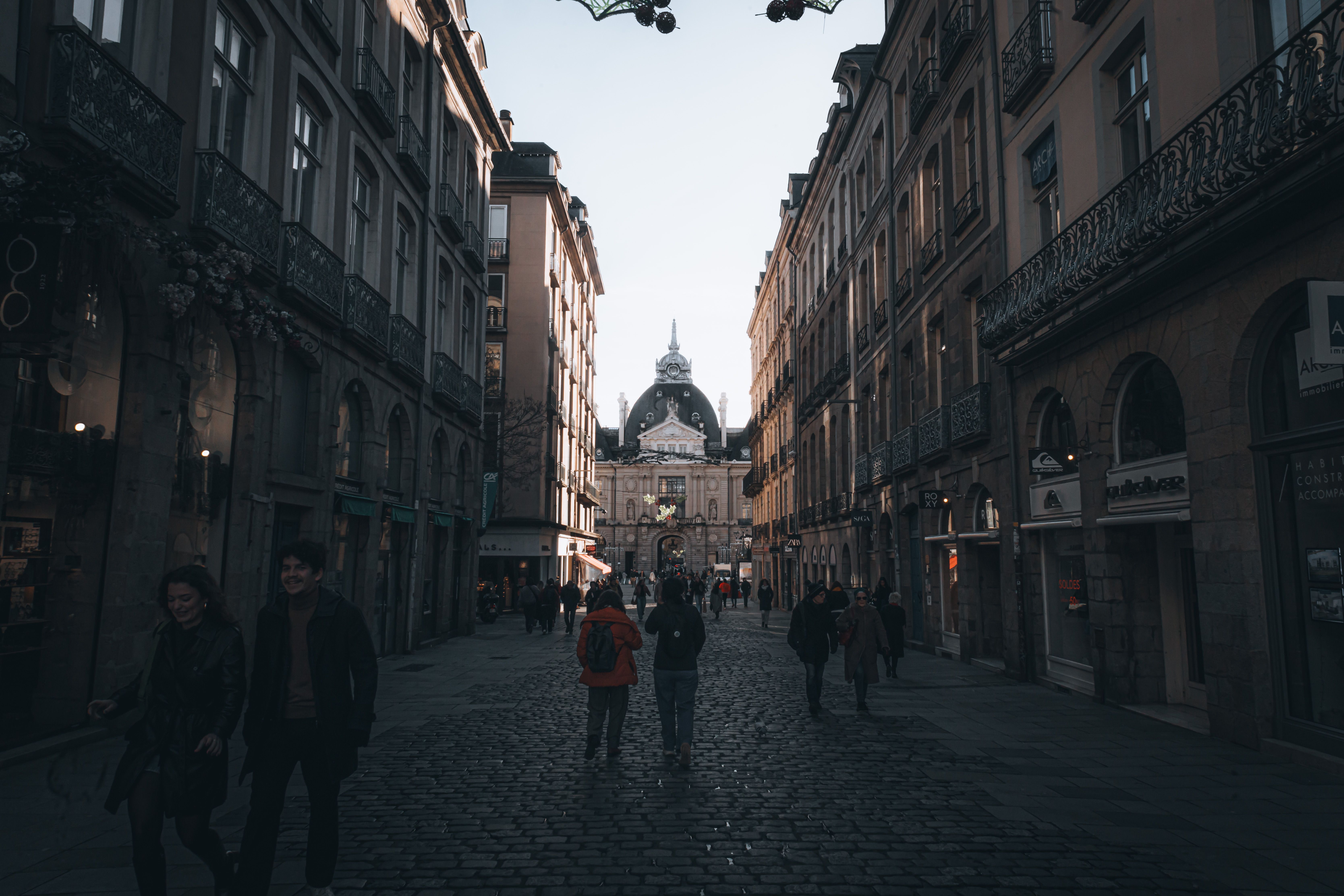 Charming European Street with Historic Architecture · Free Stock Photo