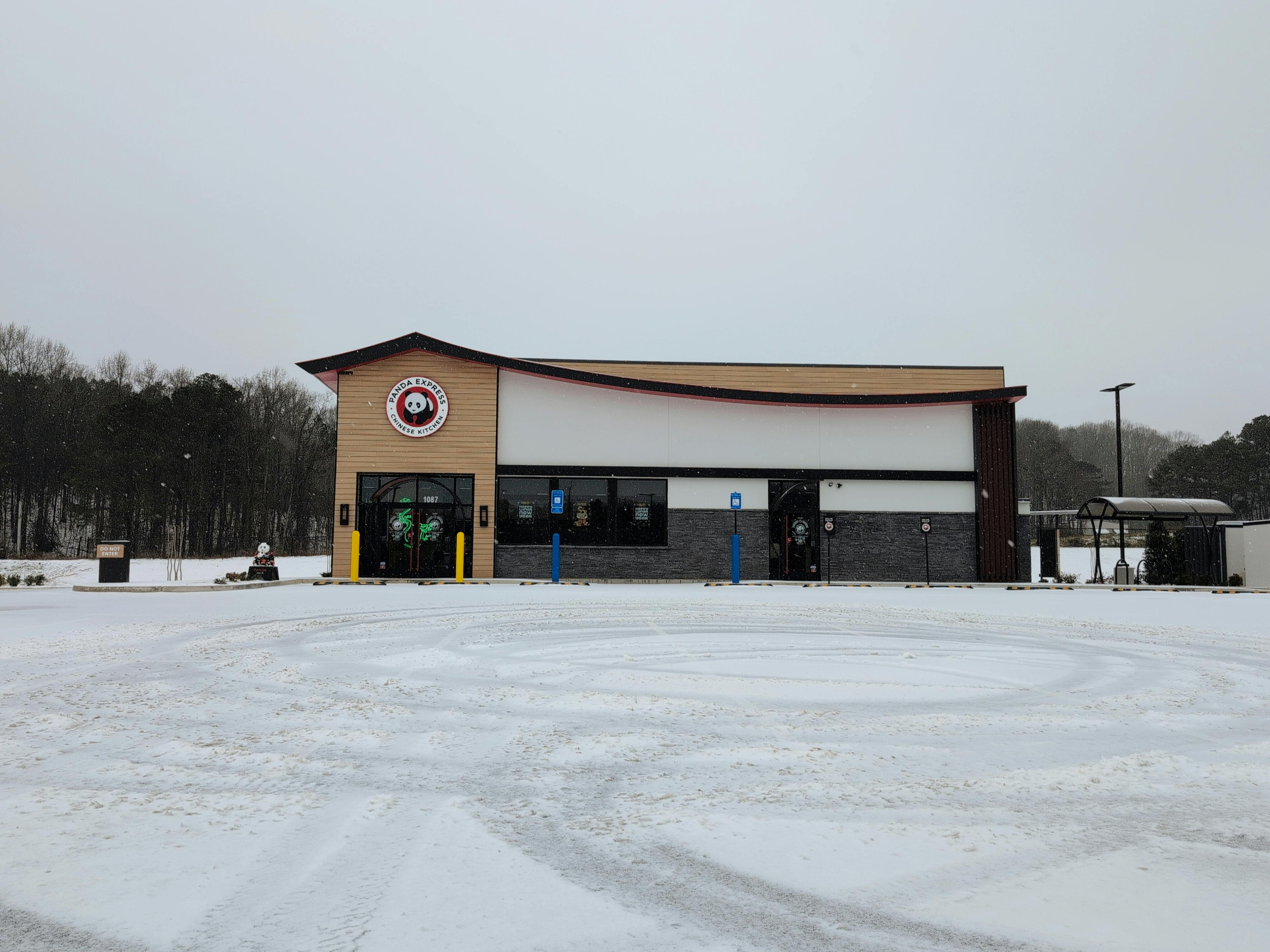 Exterior Coberto De Neve Do Restaurante Panda Express · Foto ...