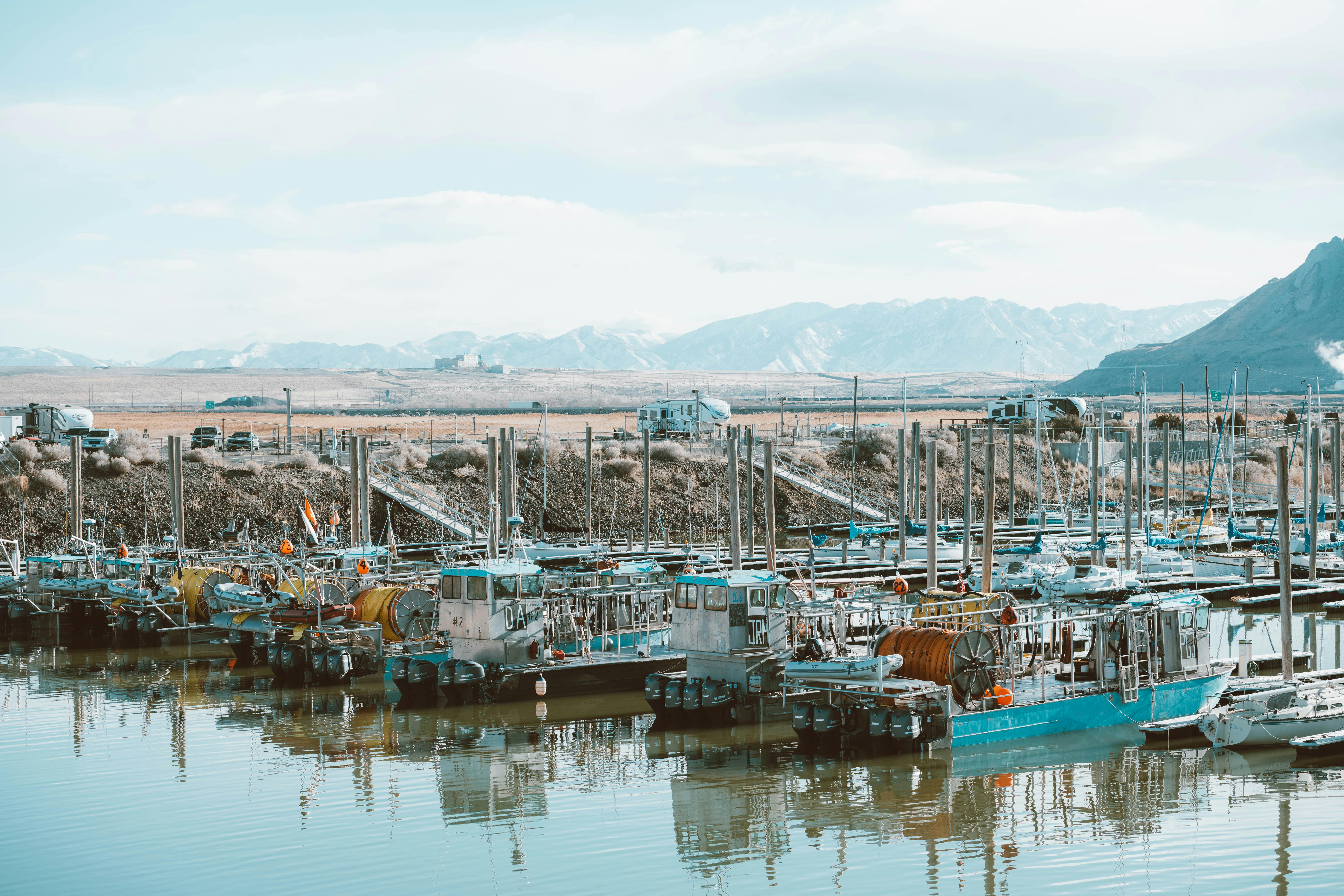 Serene Utah Marina with Boats and Mountain View · Free Stock Photo