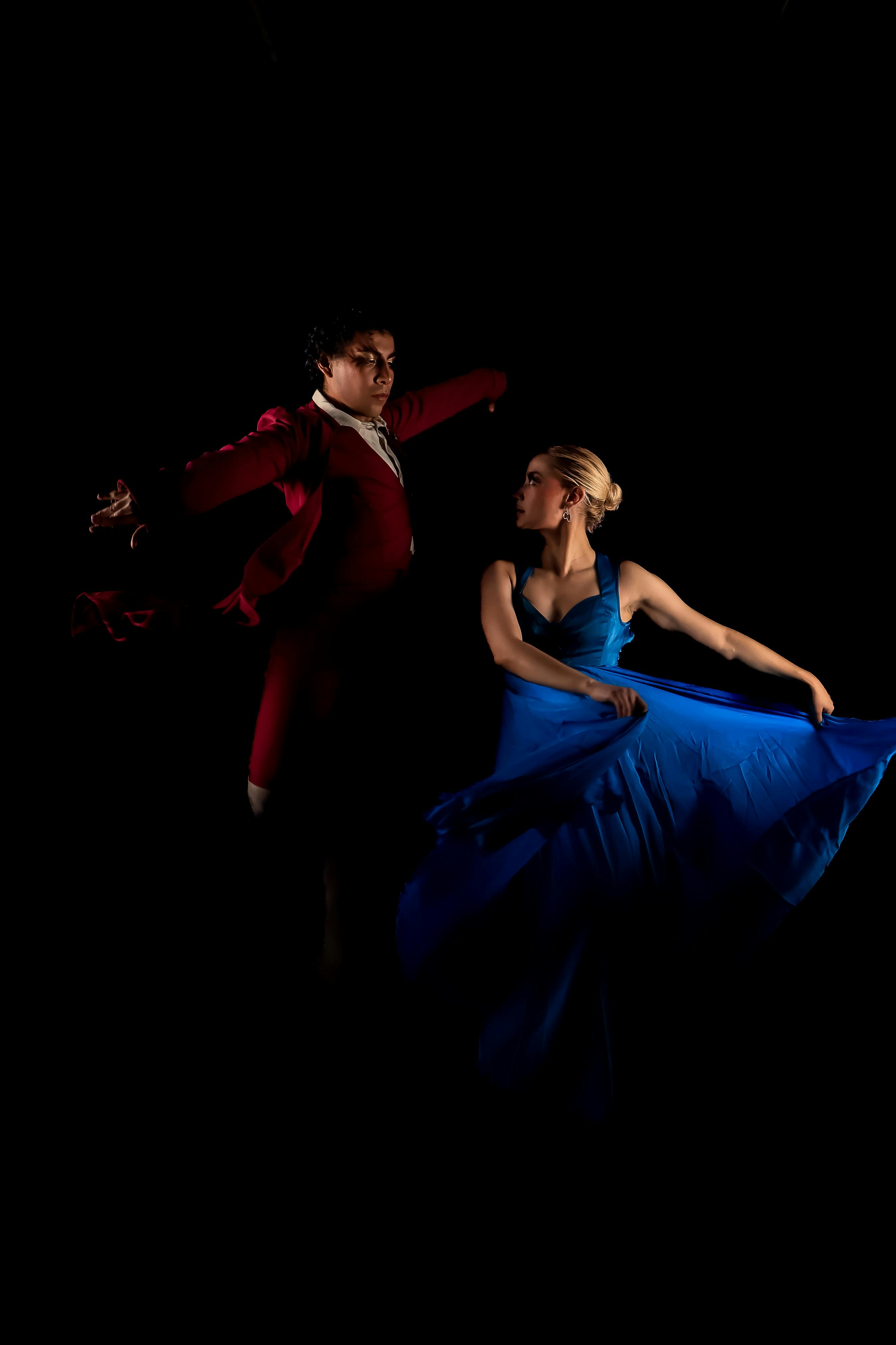 Elegant Dance Duo in Dramatic Lighting · Free Stock Photo