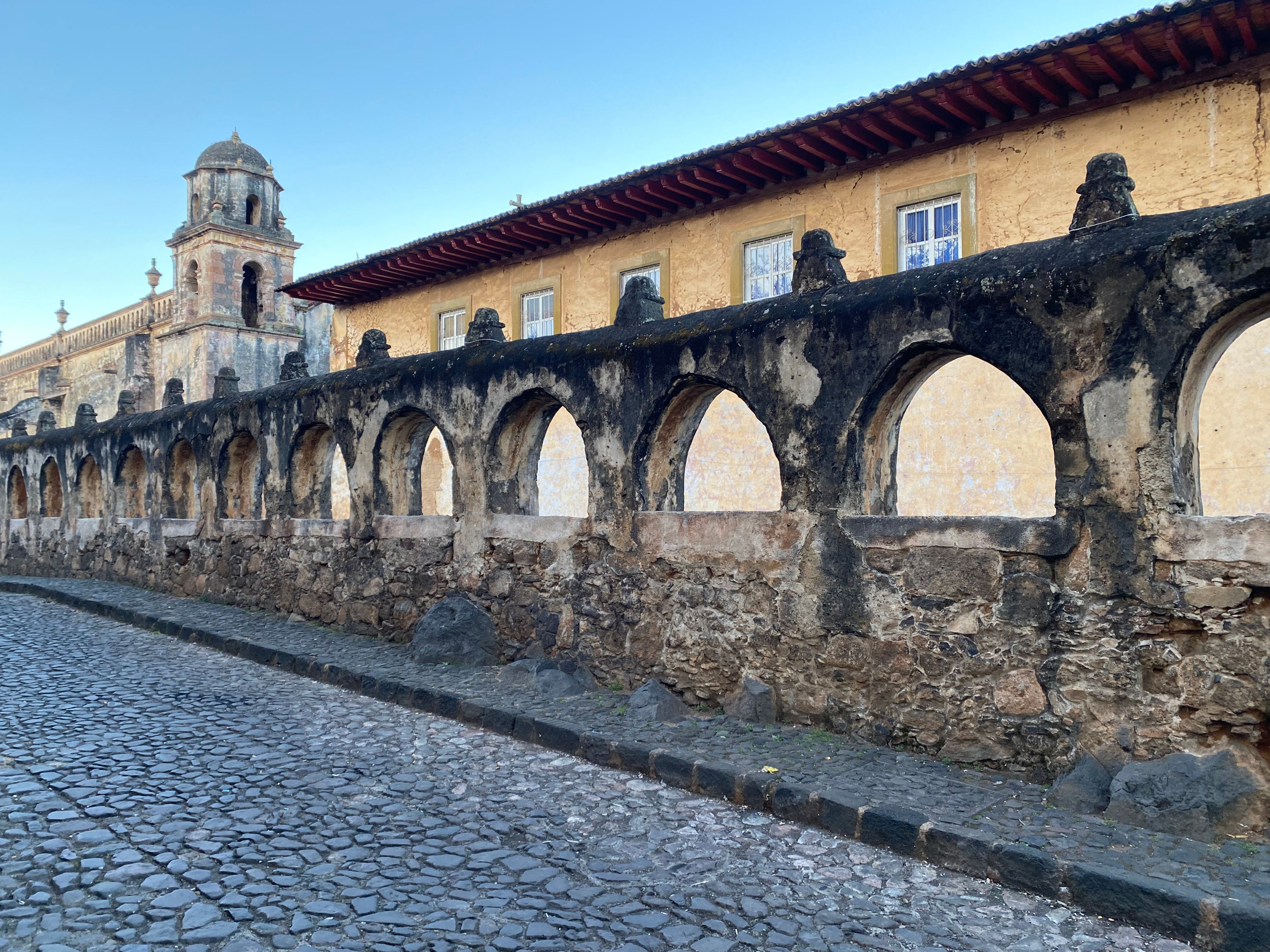 Muro Histórico De Piedra Arqueada En Pátzcuaro, México · Foto de stock ...