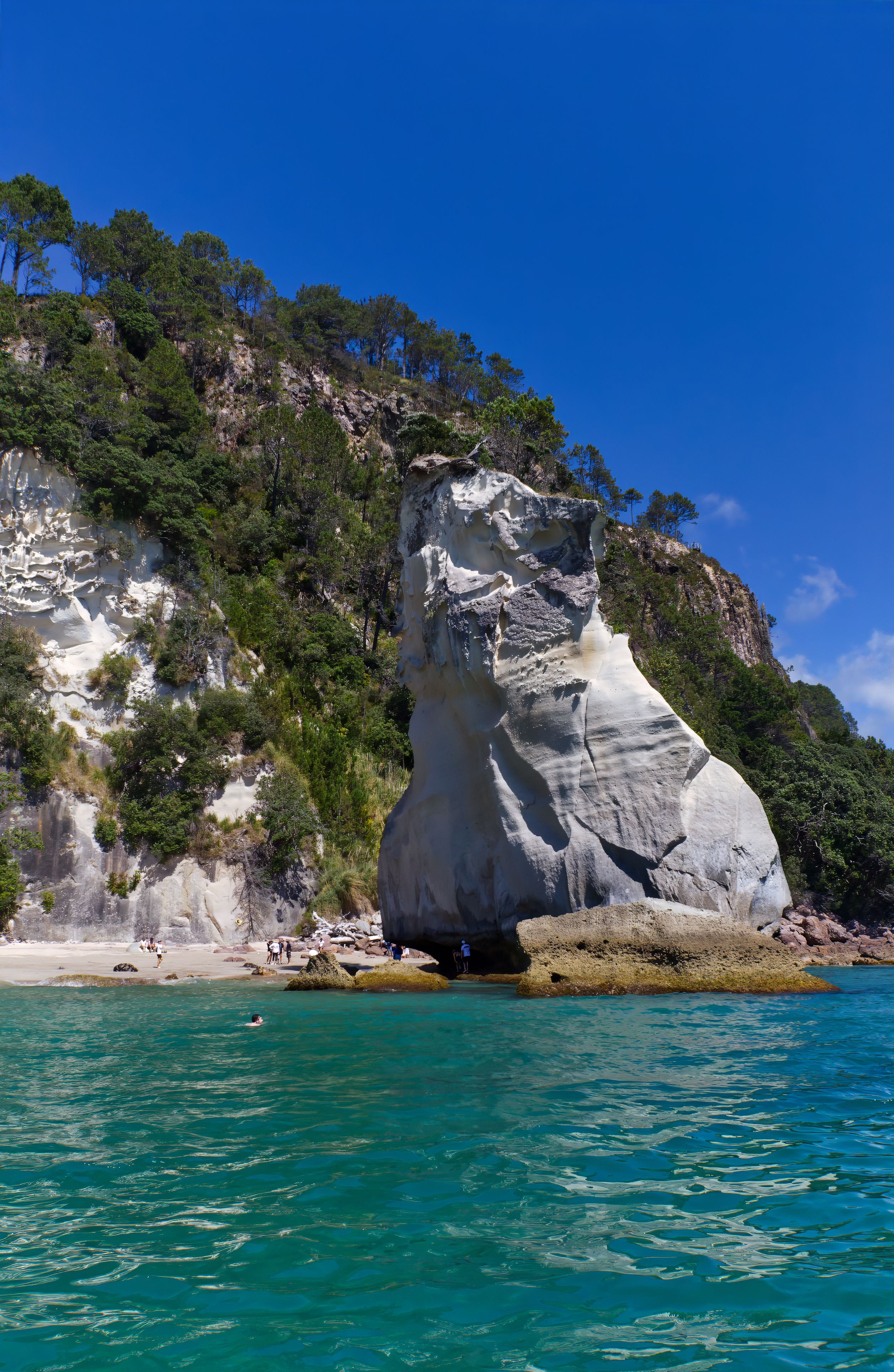 Majestic Rock Formation at Cathedral Cove, New Zealand · Free Stock Photo