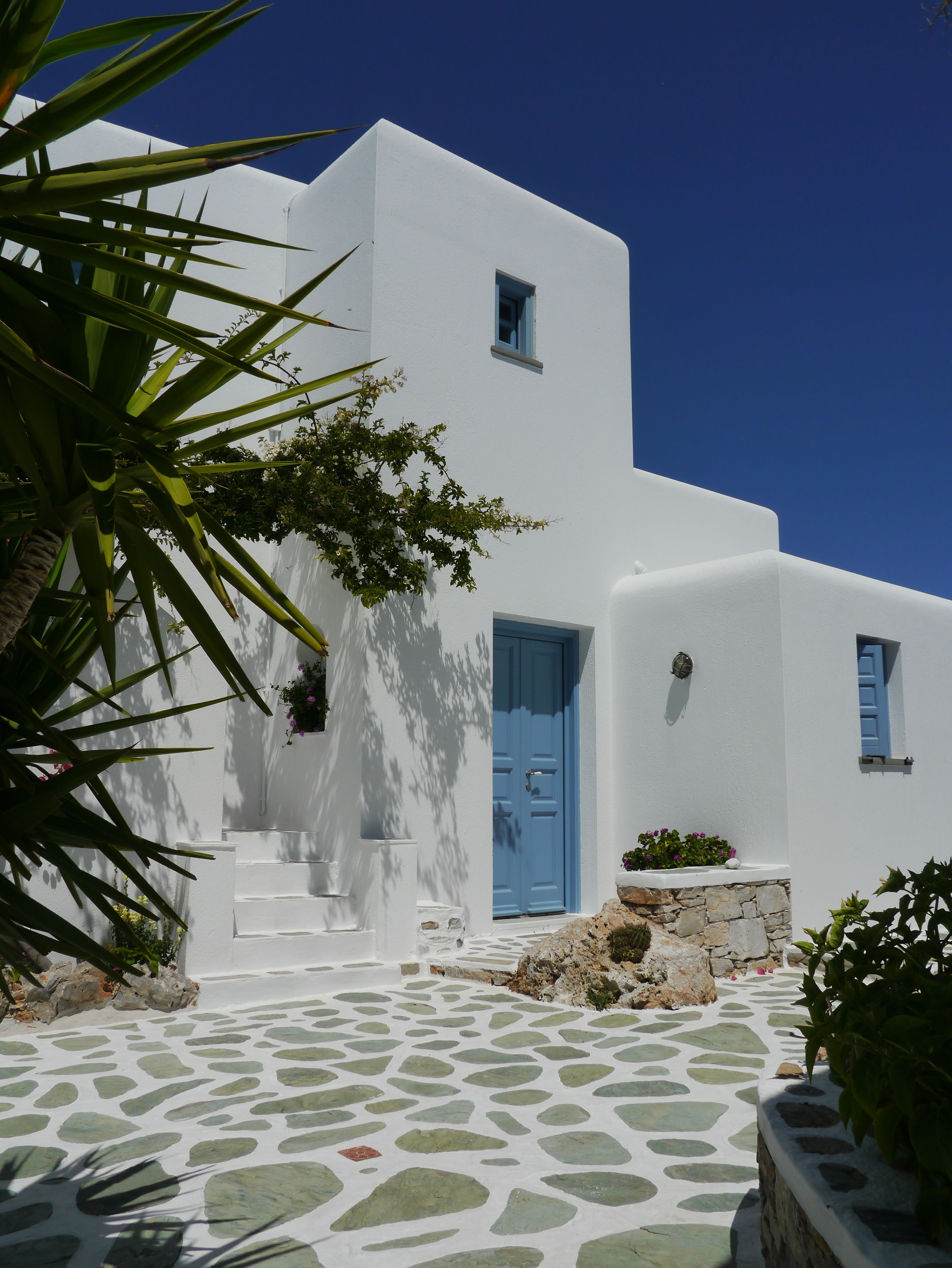 Casa Isleña Griega Encalada Con Puerta Azul · Foto de stock gratuita