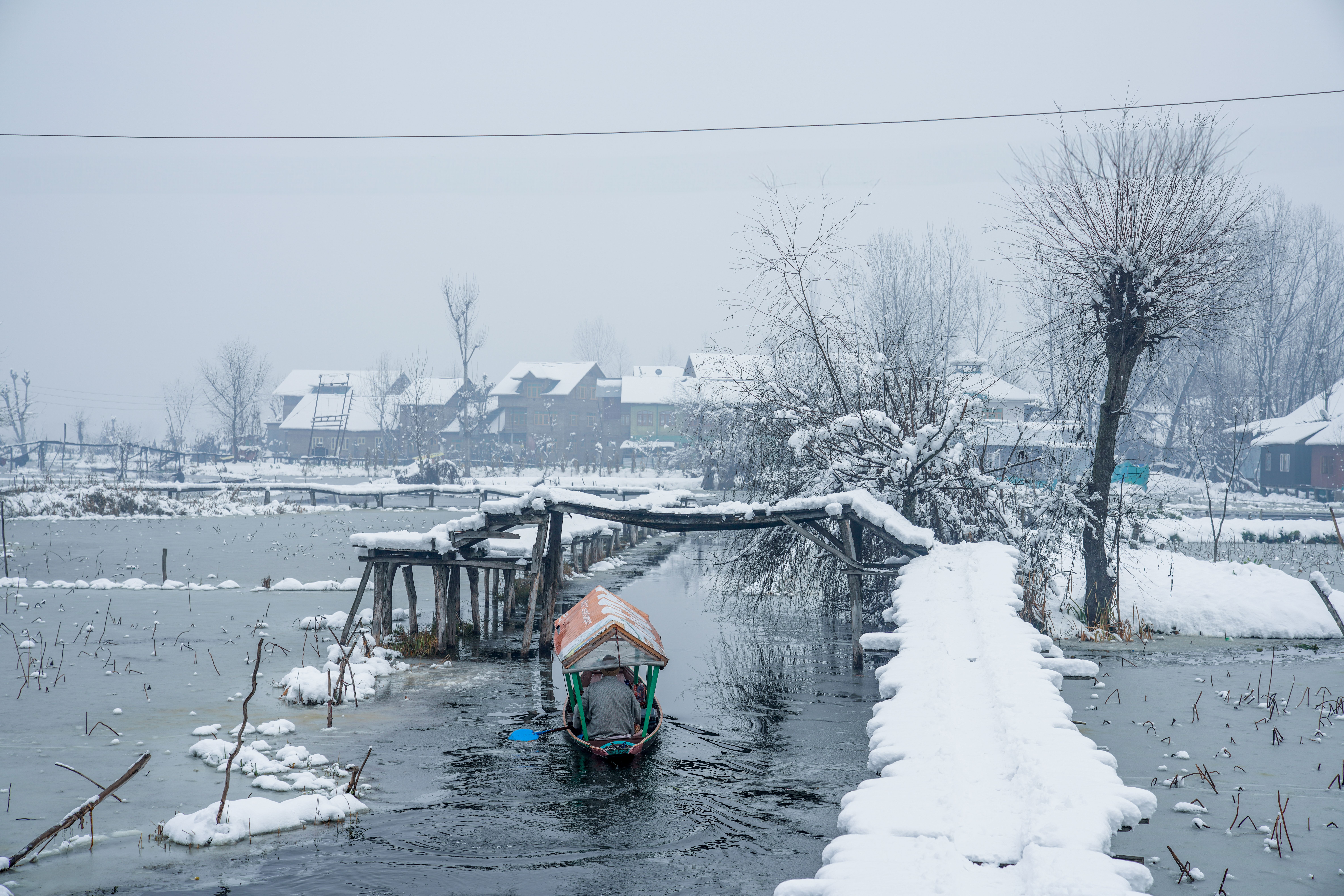 Scenic Snowfall Over Dal Lake in Kashmir · Free Stock Photo