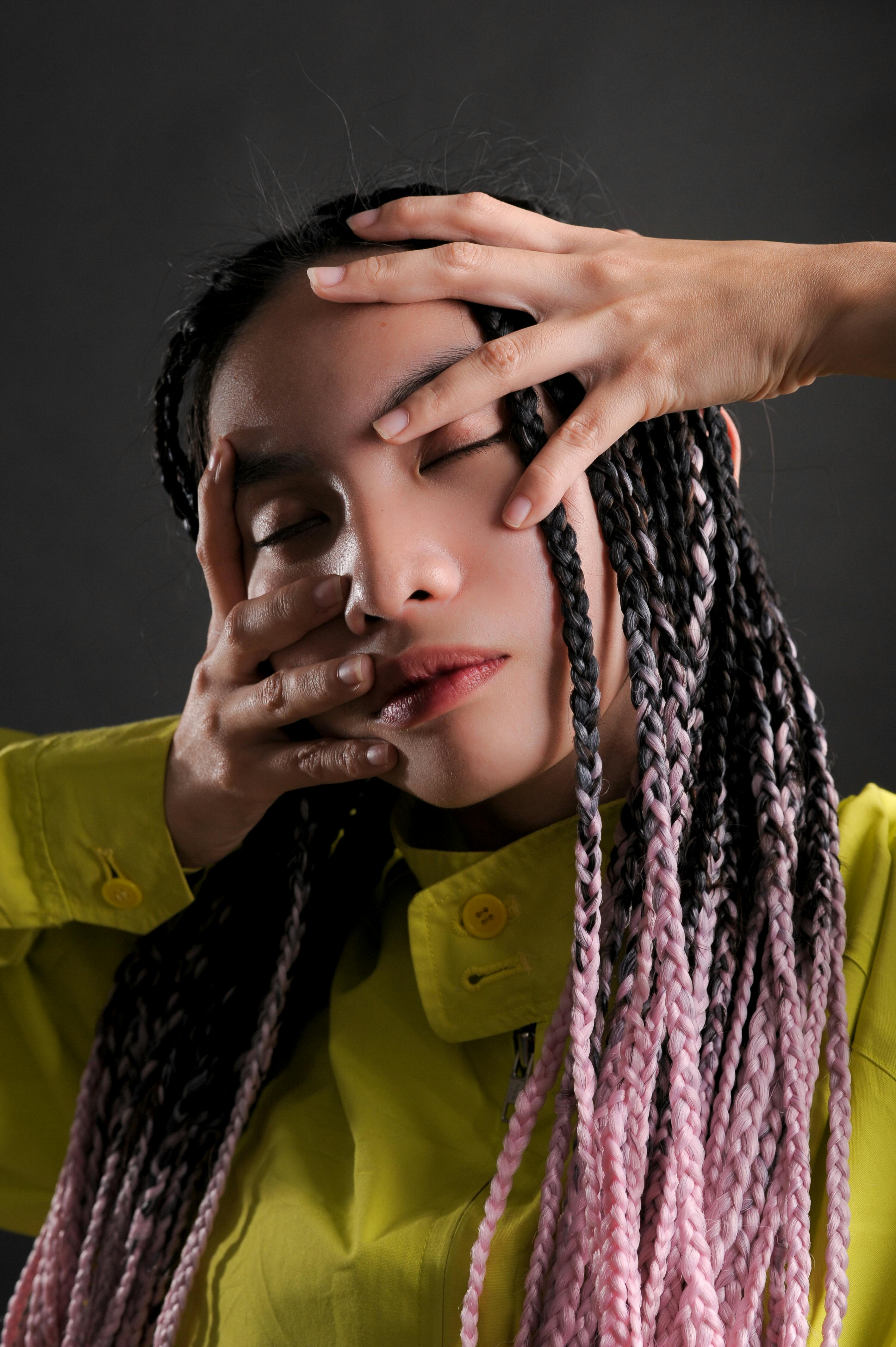 Foto De Mujer Sosteniendo Su Rostro · Foto de stock gratuita