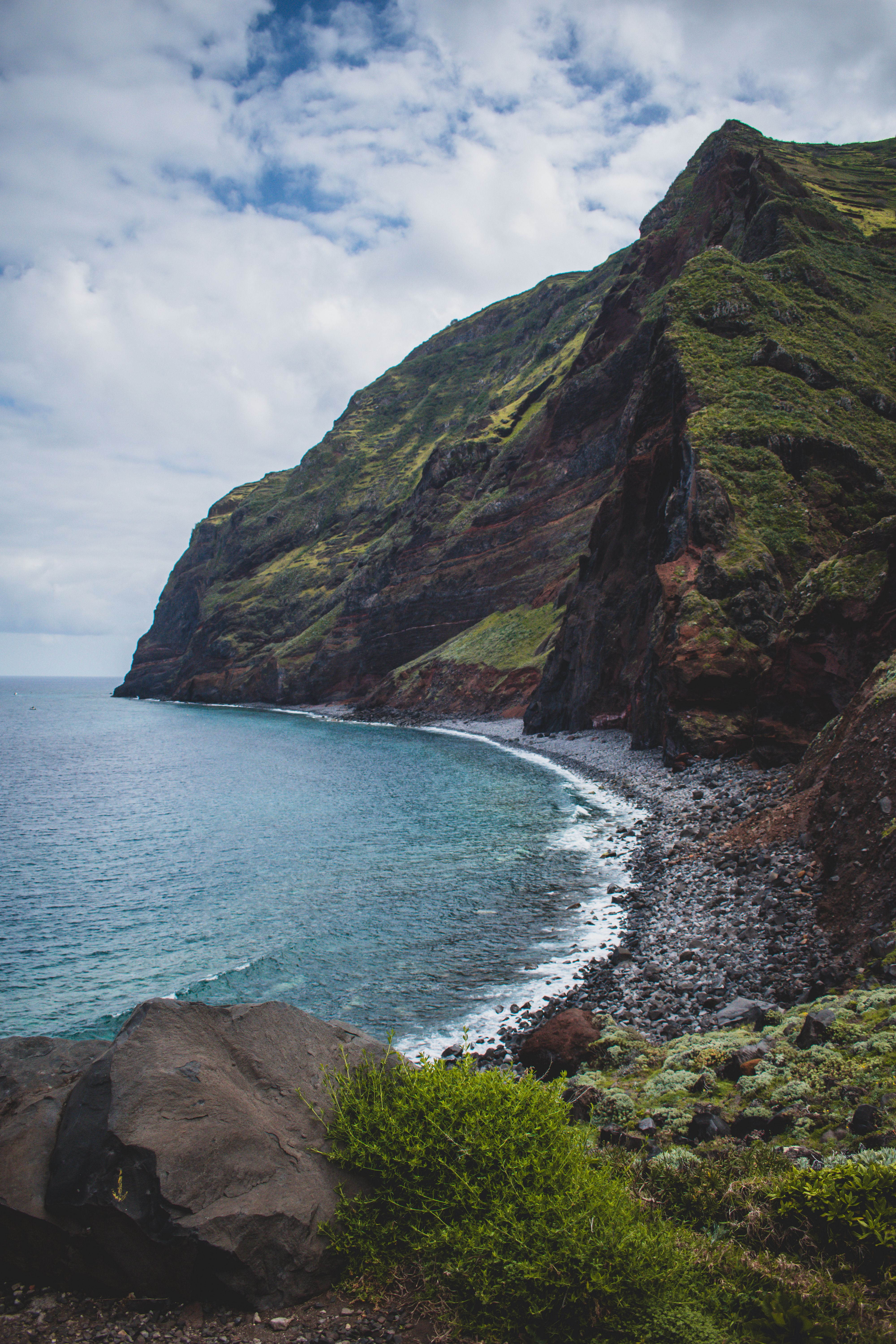Scenic Coastal Cliff View in Tranquil Setting · Free Stock Photo