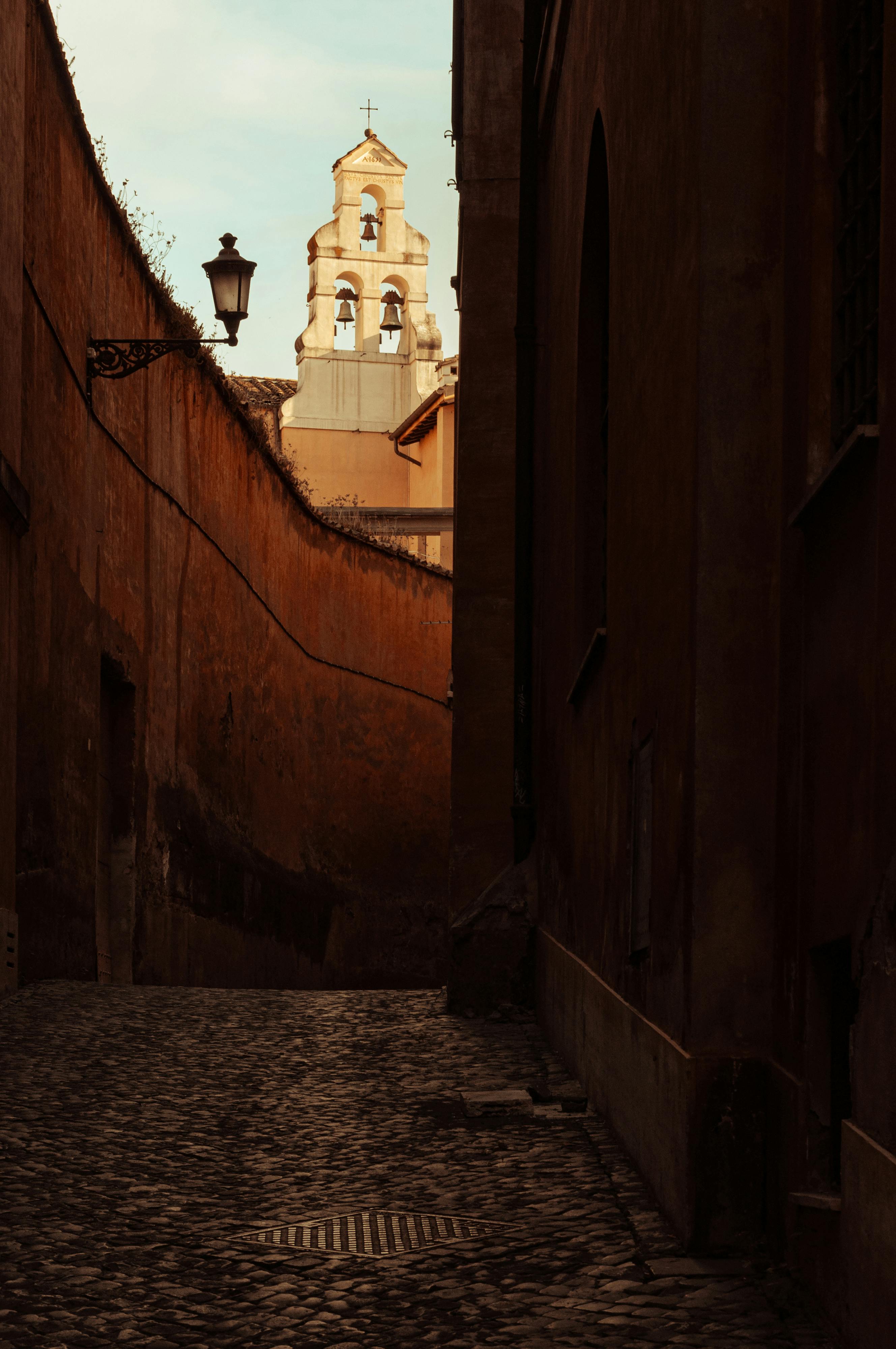 Charming Roman Alleyway with Historic Architecture · Free Stock Photo