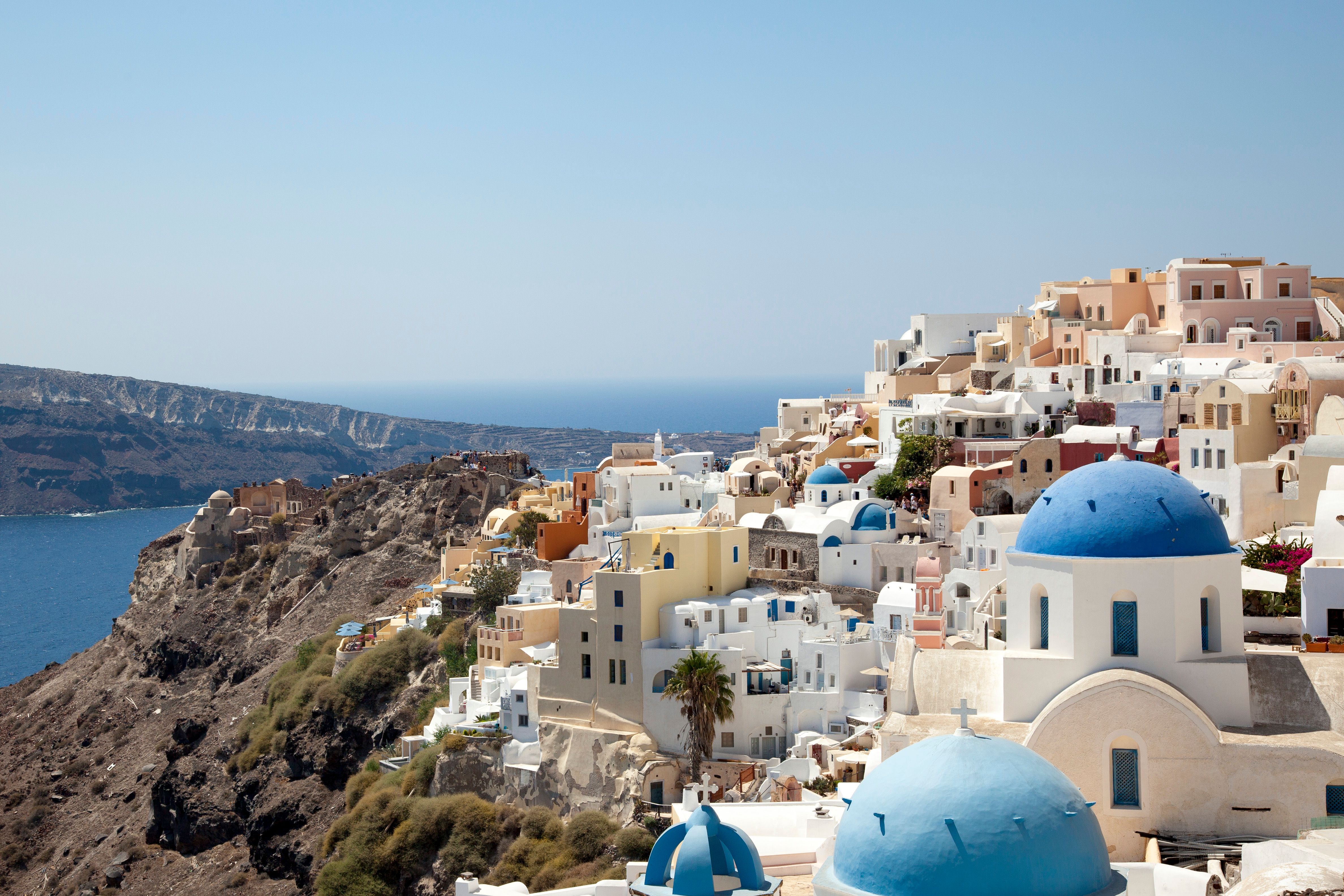 Impresionantes Acantilados Y Cúpulas Azules De Fira En Grecia · Foto de ...