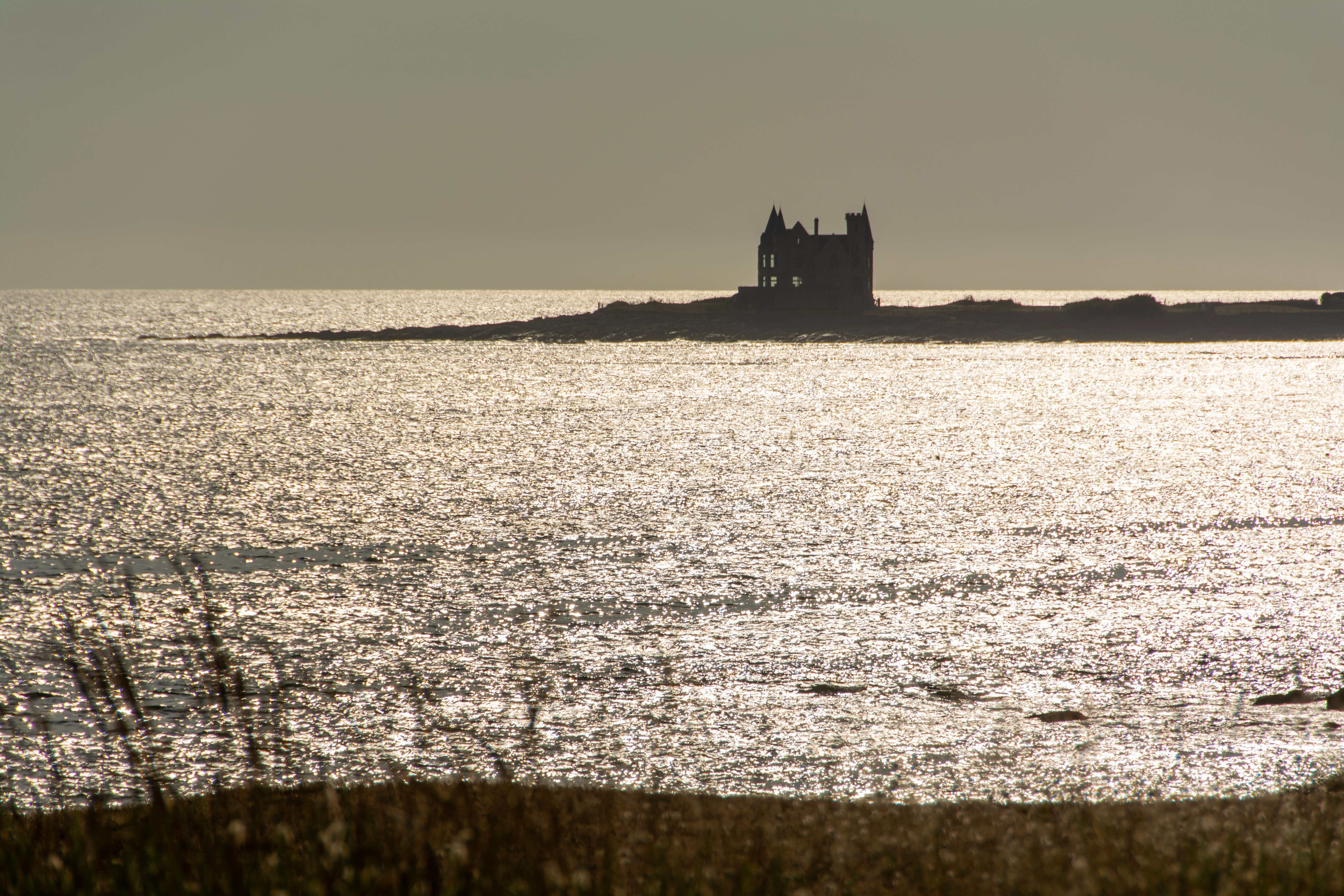 Silueta De Un Castillo En Ruinas Sobre El Mar Resplandeciente · Foto de ...