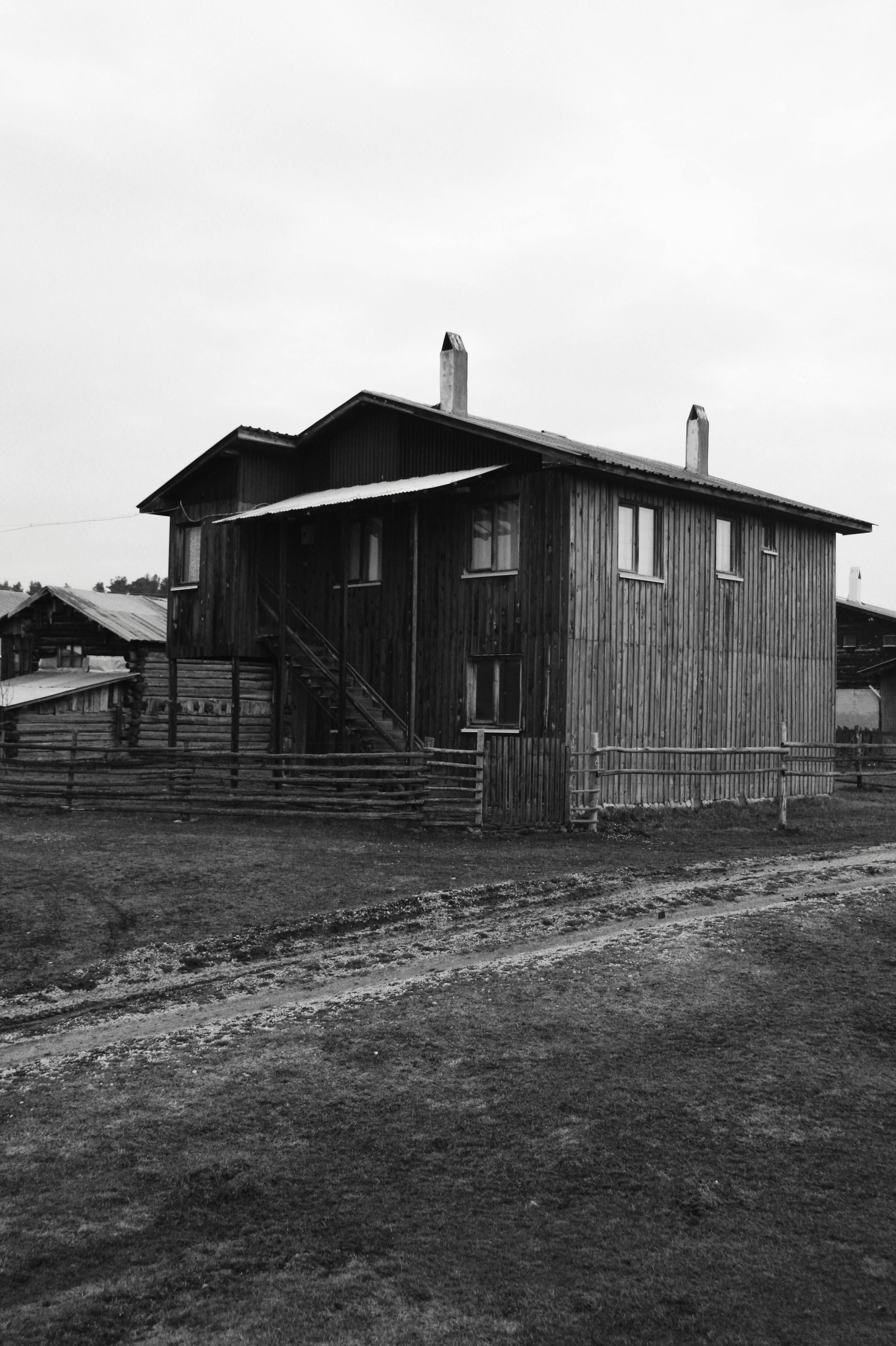 Rustic Black and White Farmhouse Photography · Free Stock Photo