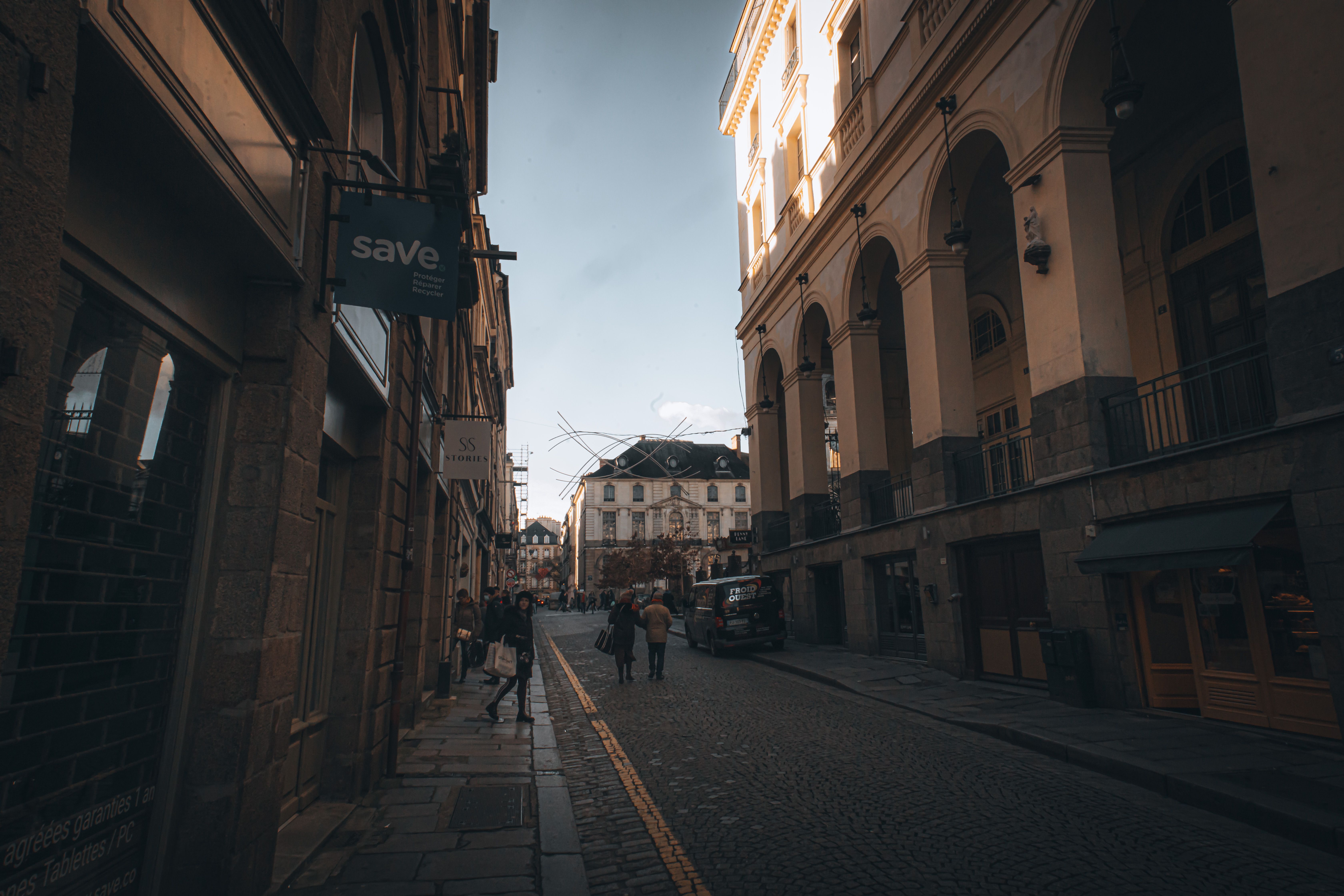 Charming European Street with Historical Architecture · Free Stock Photo