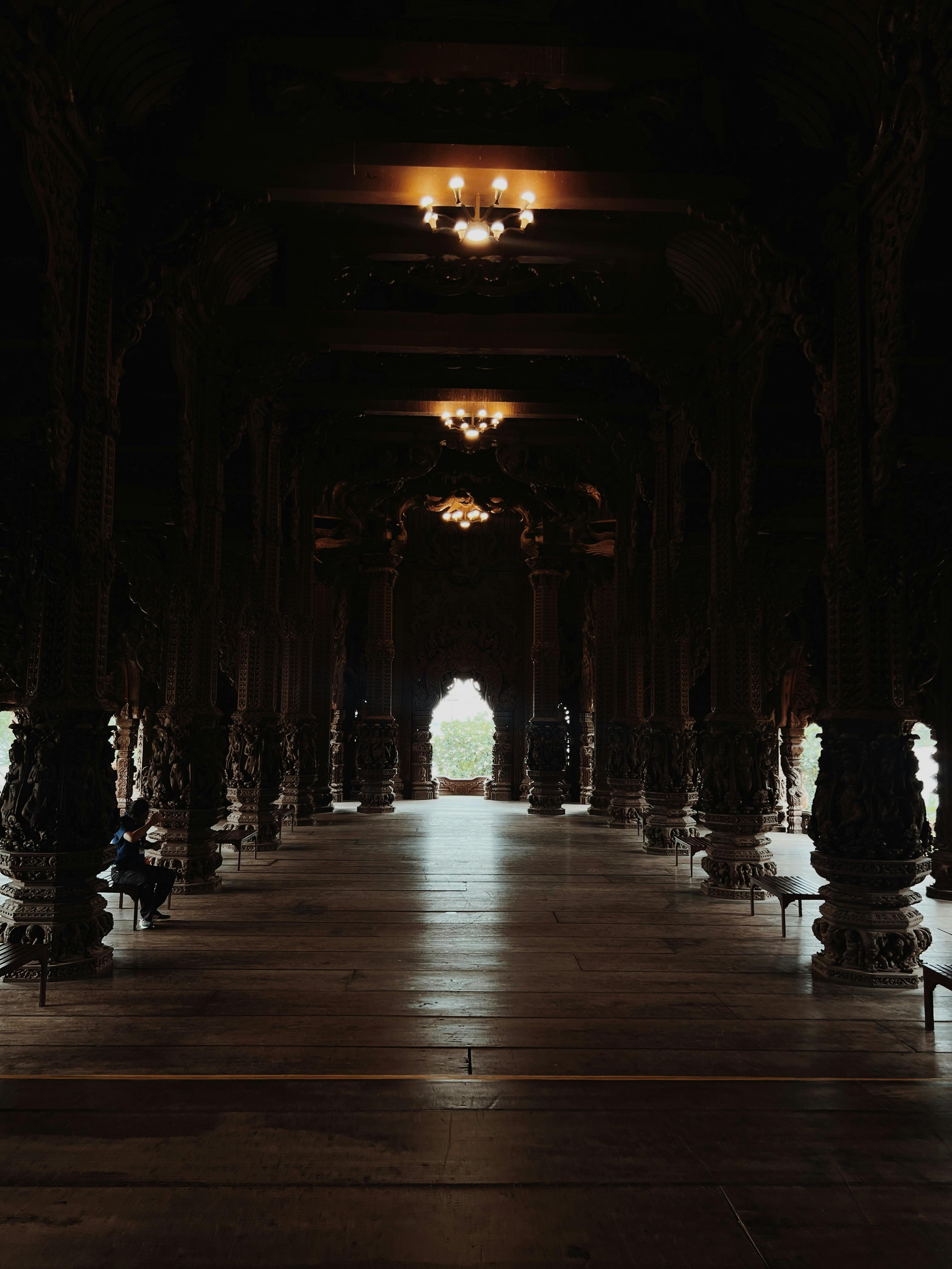 Running Dowing A Hall Dark Photos, Download The BEST Free Running ...