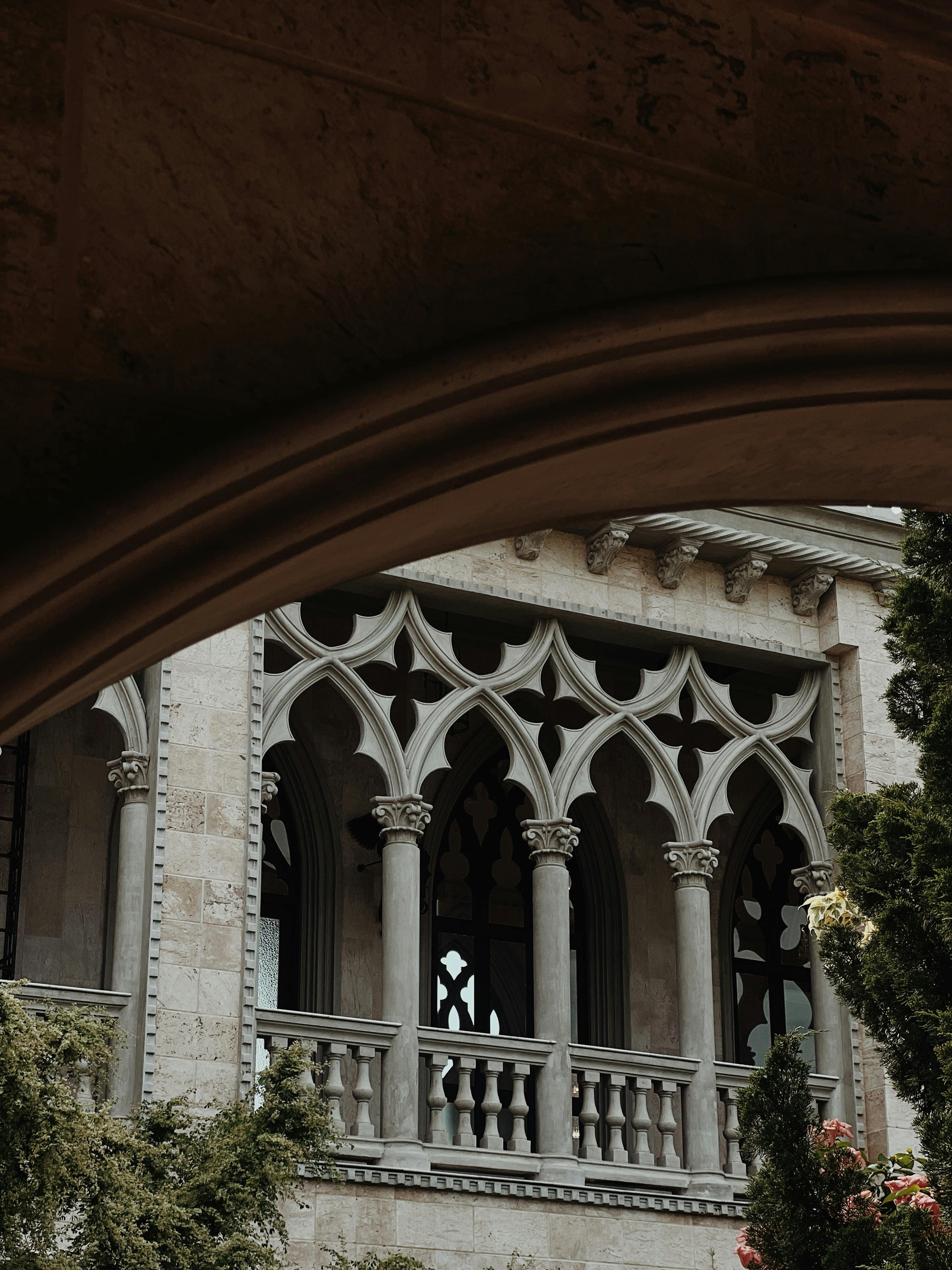 Arquitectura Gótica Con Ventanas Y Columnas Arqueadas · Foto de stock ...