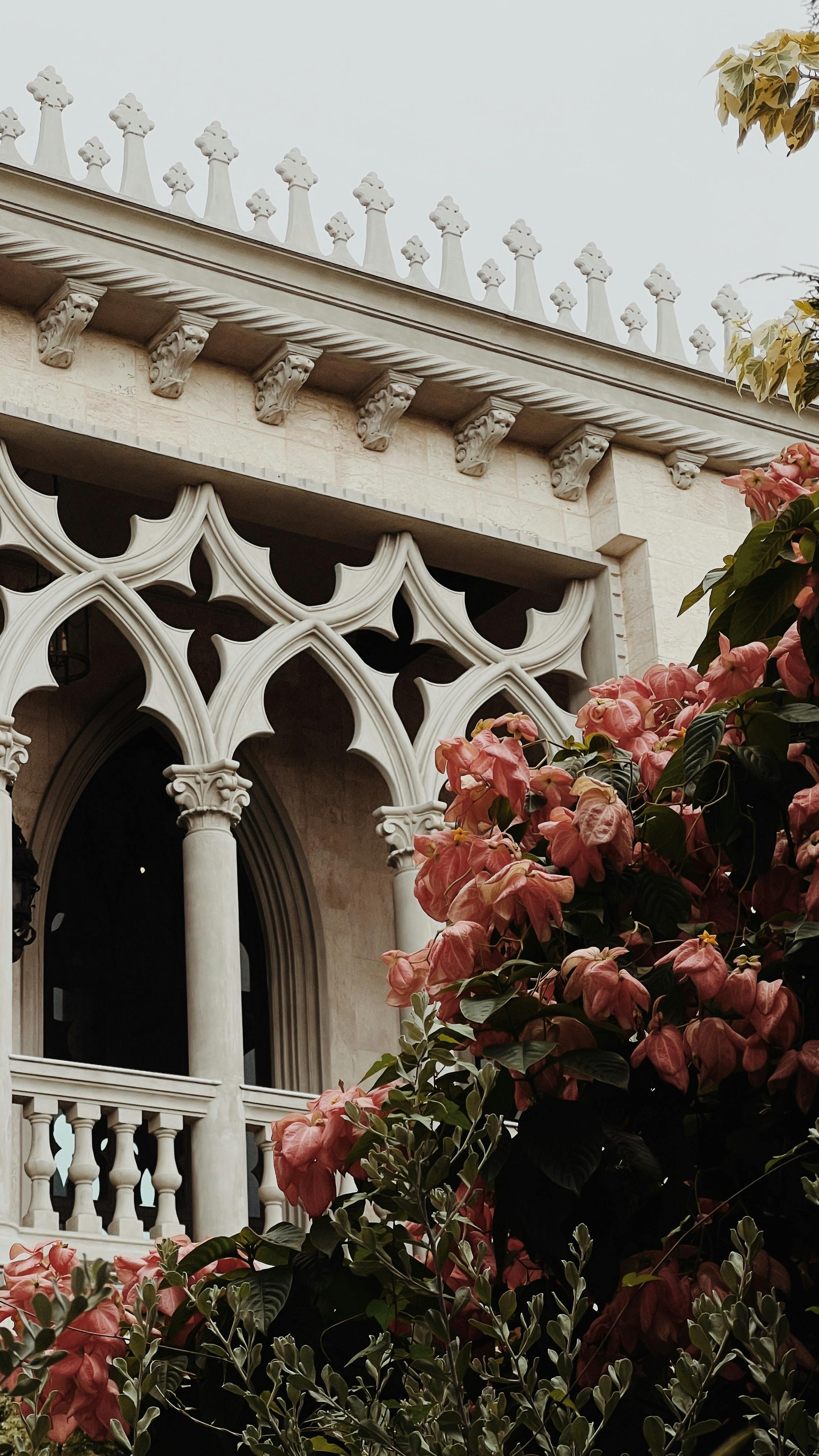 Architecture Gothique Avec Des Fleurs Roses En Fleurs · Photo gratuite