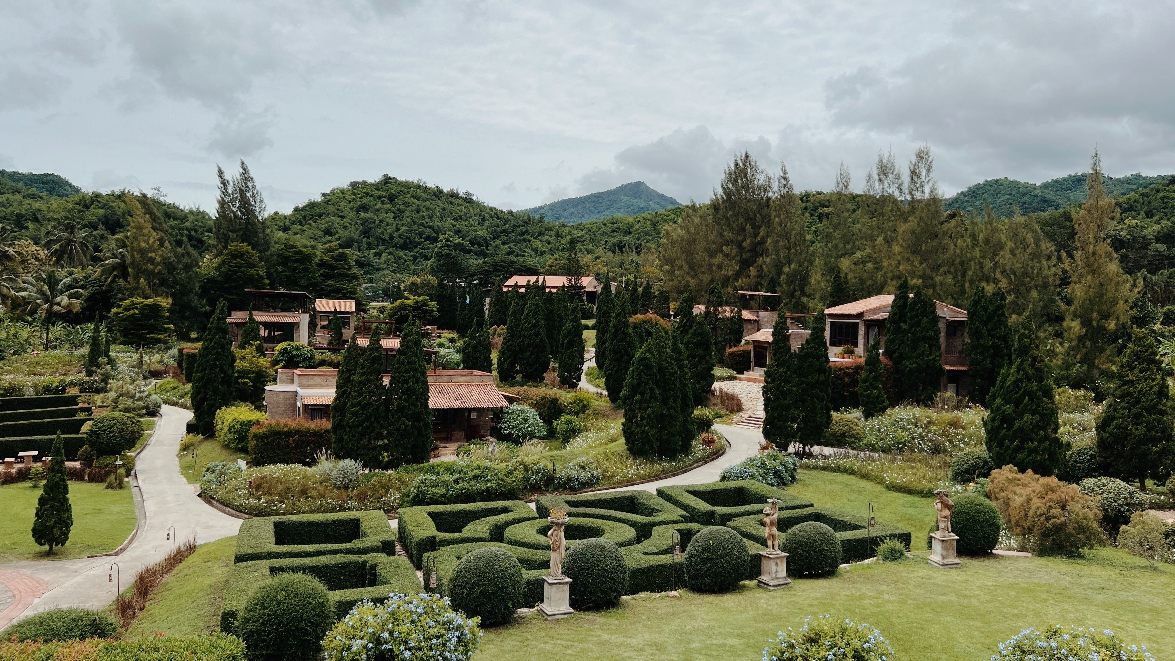 Tranquil European-style Garden Landscape View · Free Stock Photo