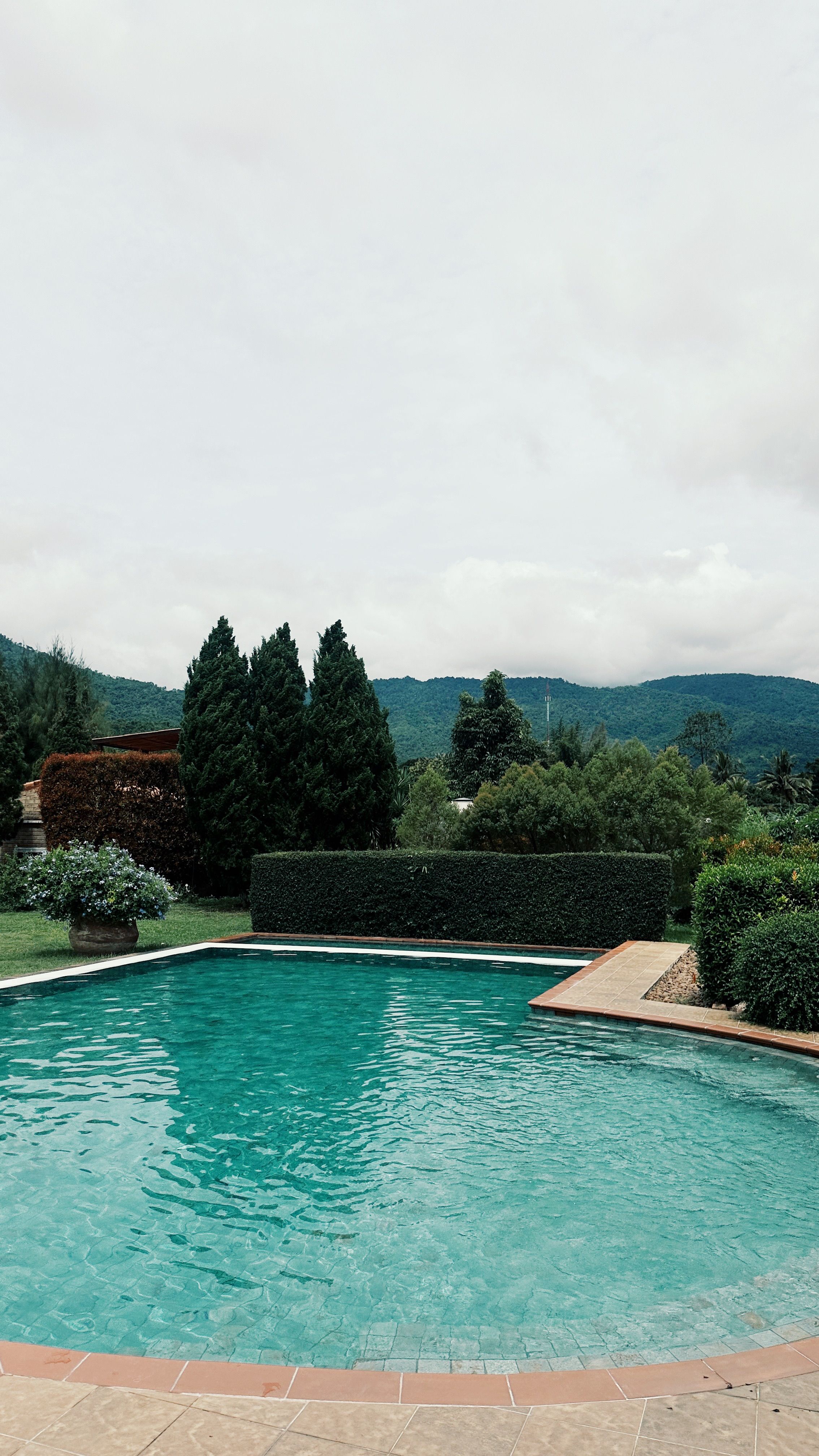 Serene Outdoor Pool with Scenic Mountain Views · Free Stock Photo