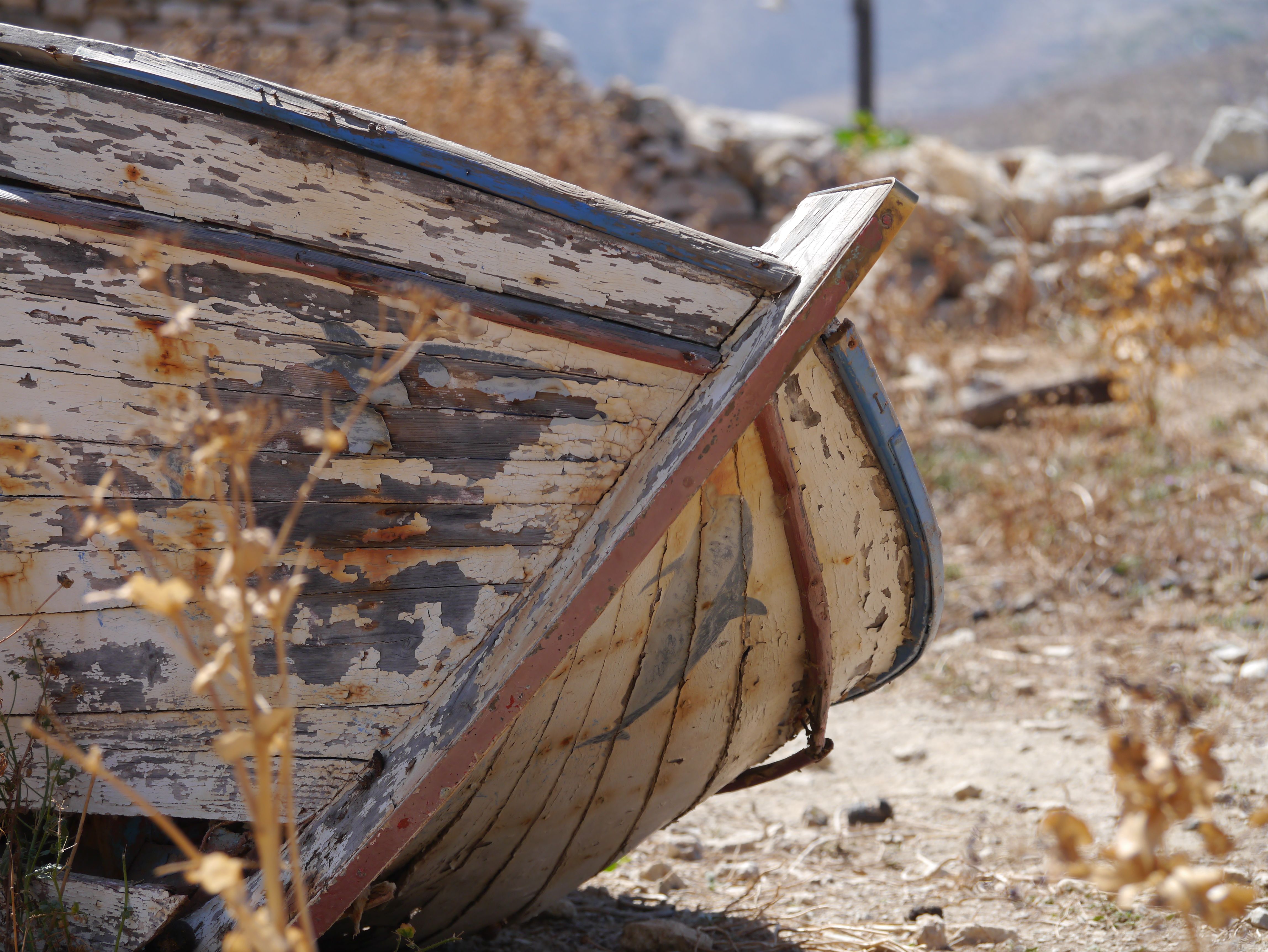 Rustic abandoned boat on dry land · Free Stock Photo
