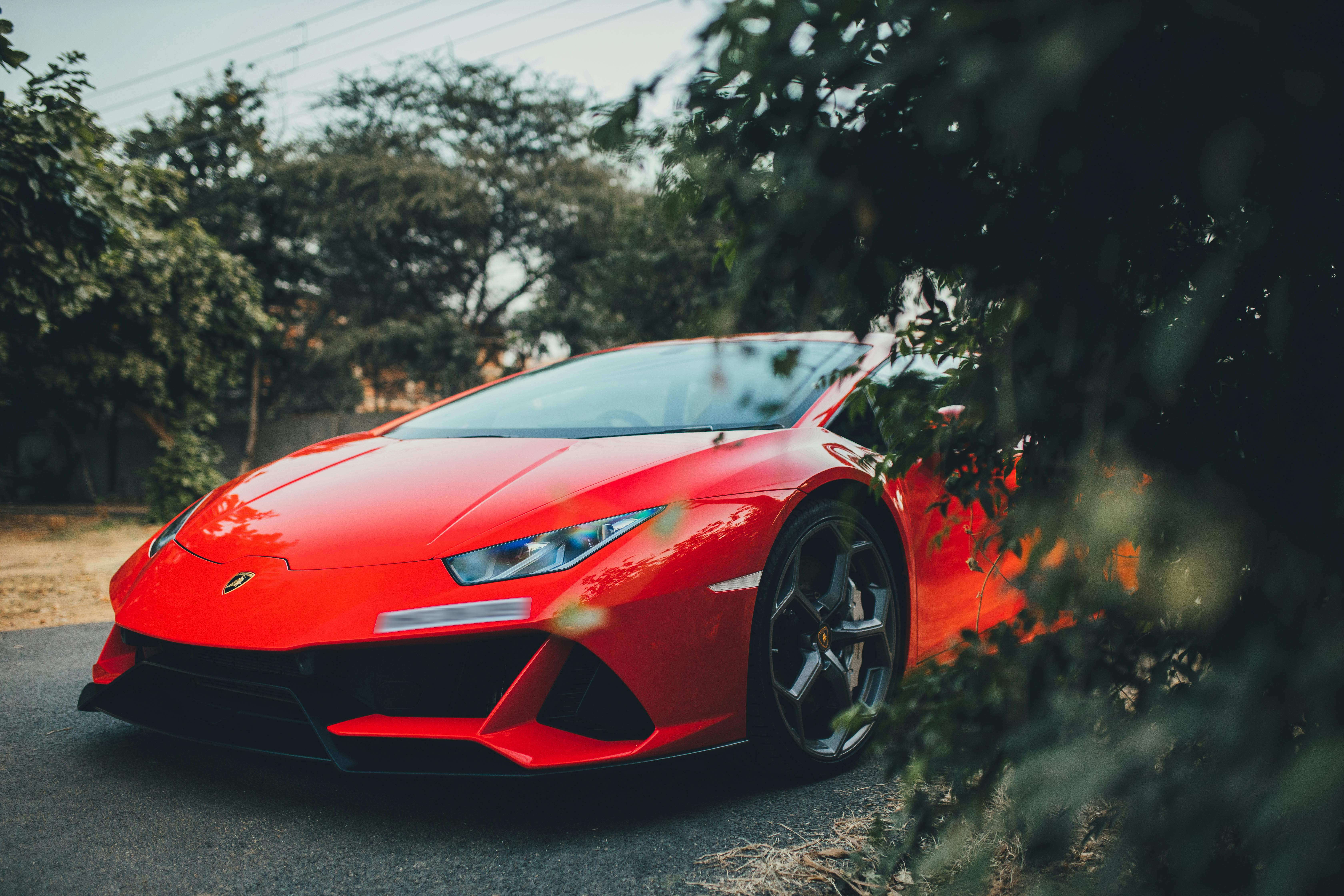 Vista De La Calle Del Lamborghini Huracan Rojo En Gurugram · Foto de ...