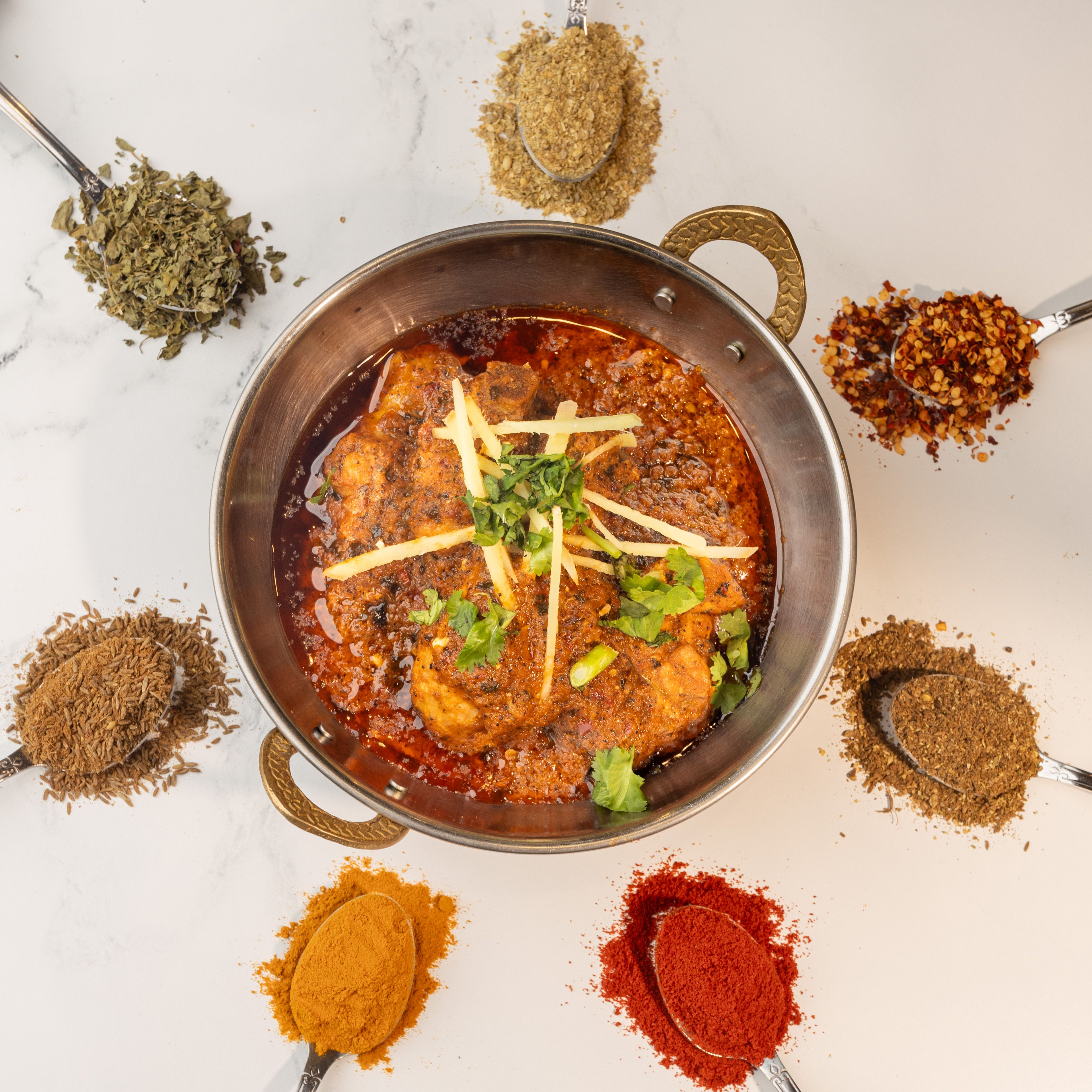Delicioso Curry Indio Con Especias Aromáticas En Exposición · Foto de ...