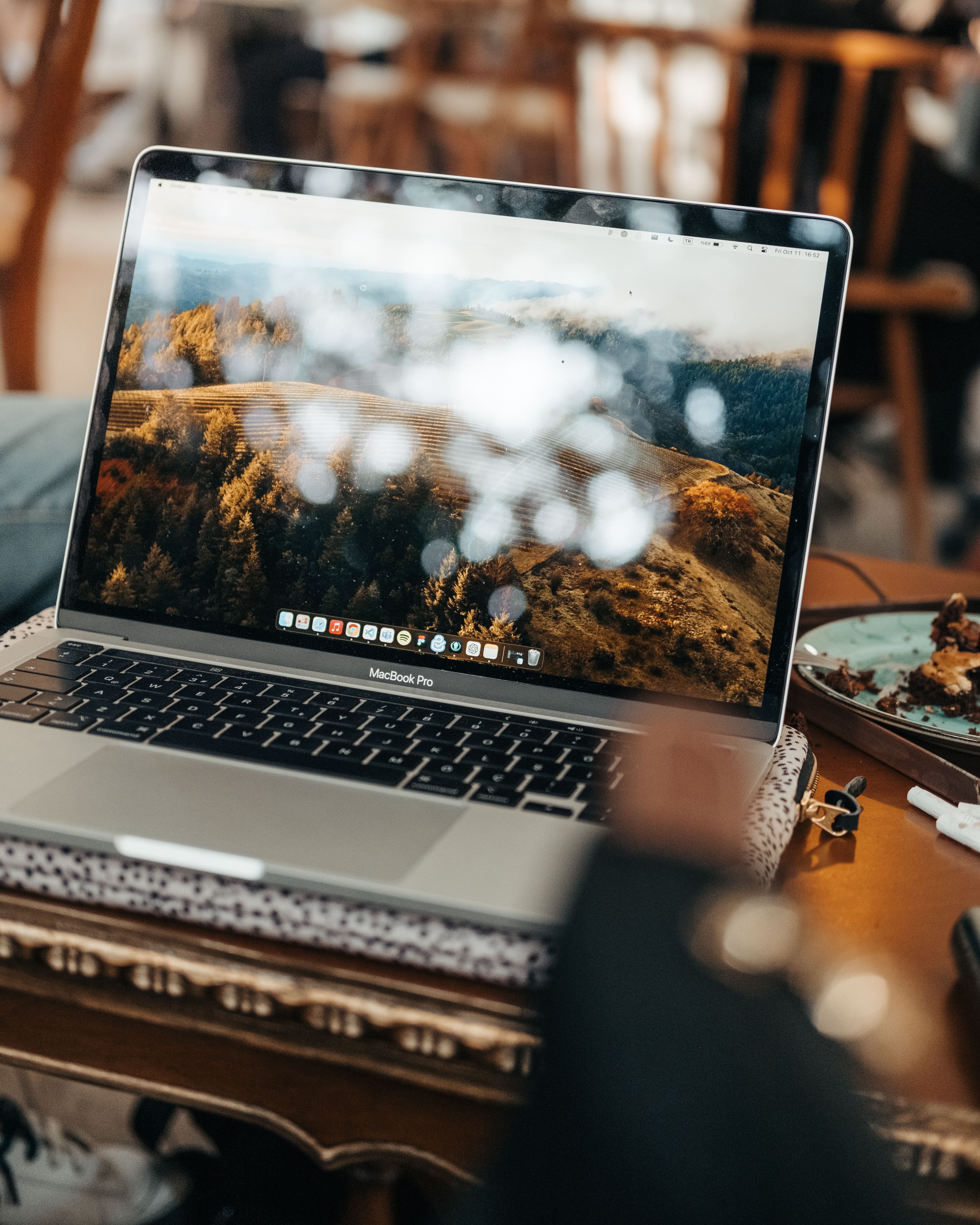 Computadora Portátil Abierta Sobre Una Mesa Con Un Fondo De Escritorio ...