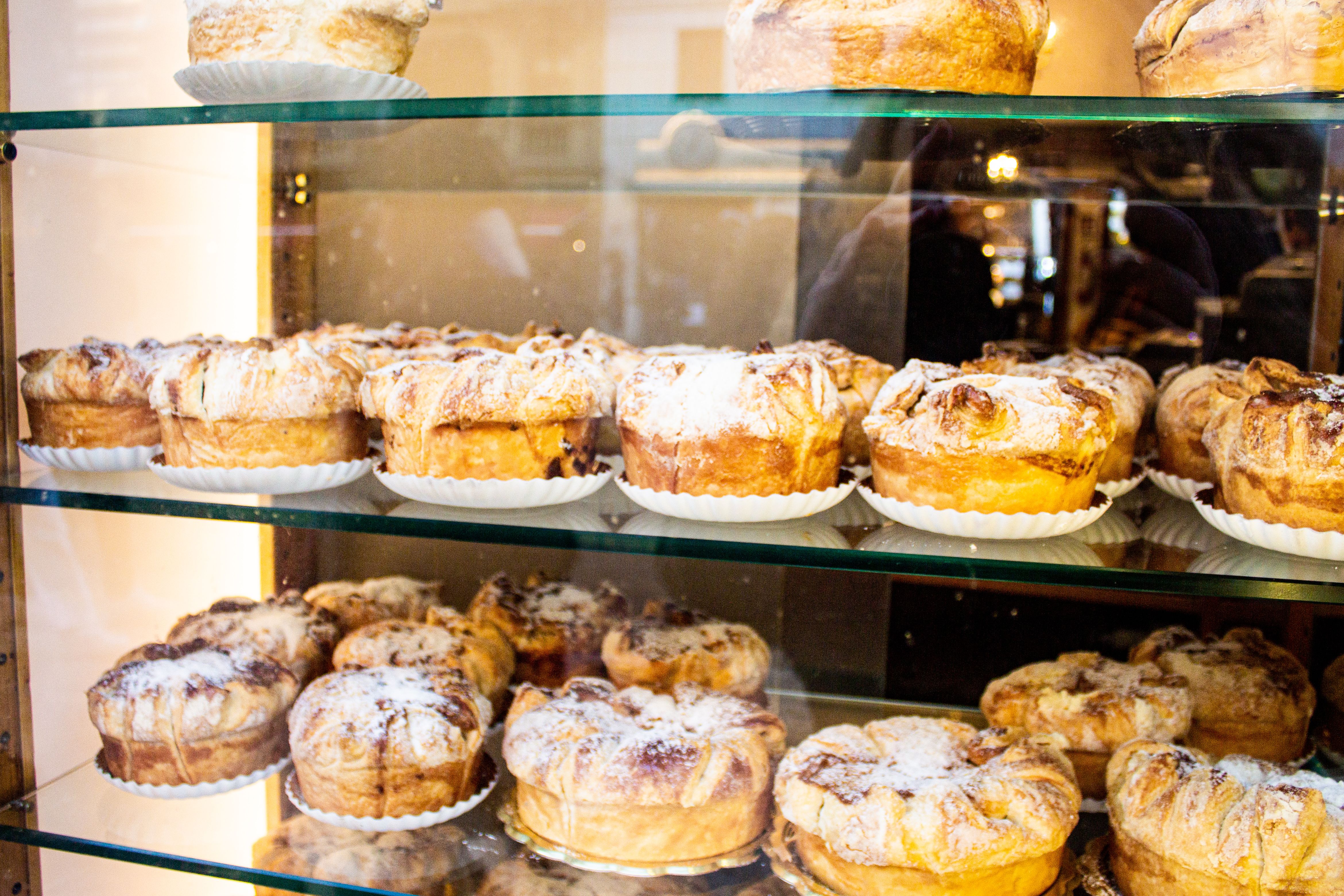 Deliciosos Pasteles Variados En La Vitrina De La Panadería · Foto de ...