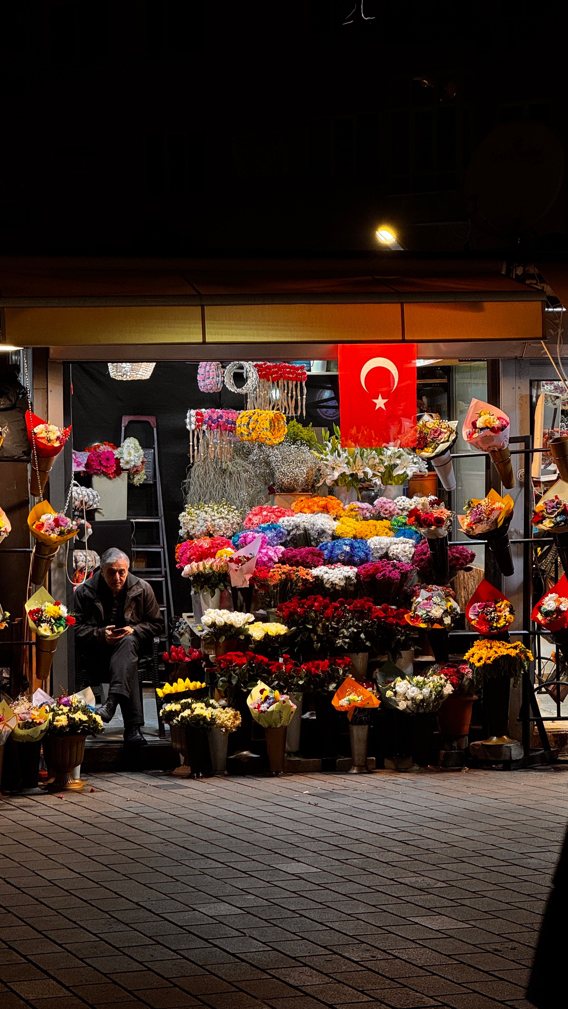 Colorful Nighttime Turkish Flower Stall · Free Stock Photo