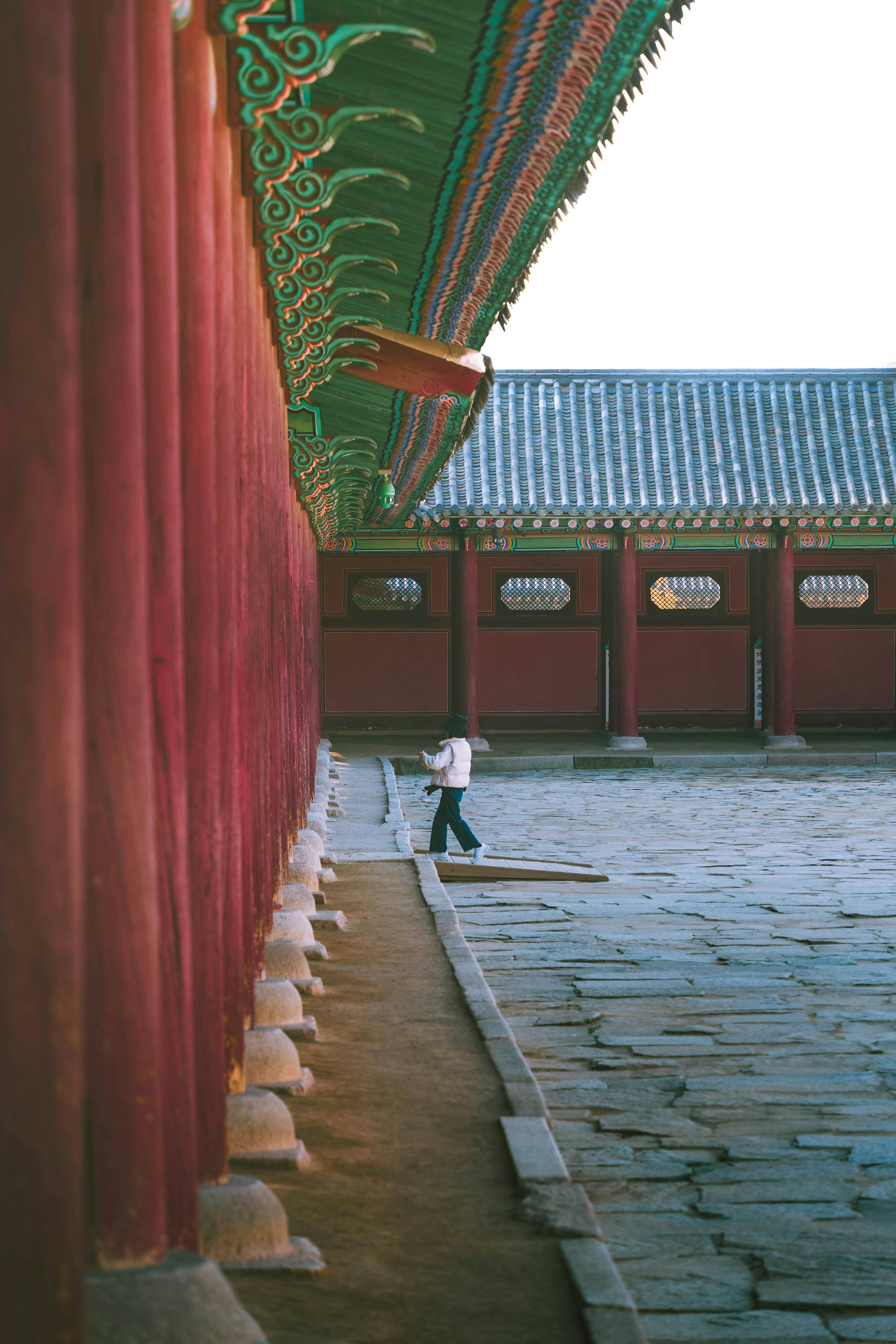 Traditional Korean Architecture in Seoul Courtyard · Free Stock Photo