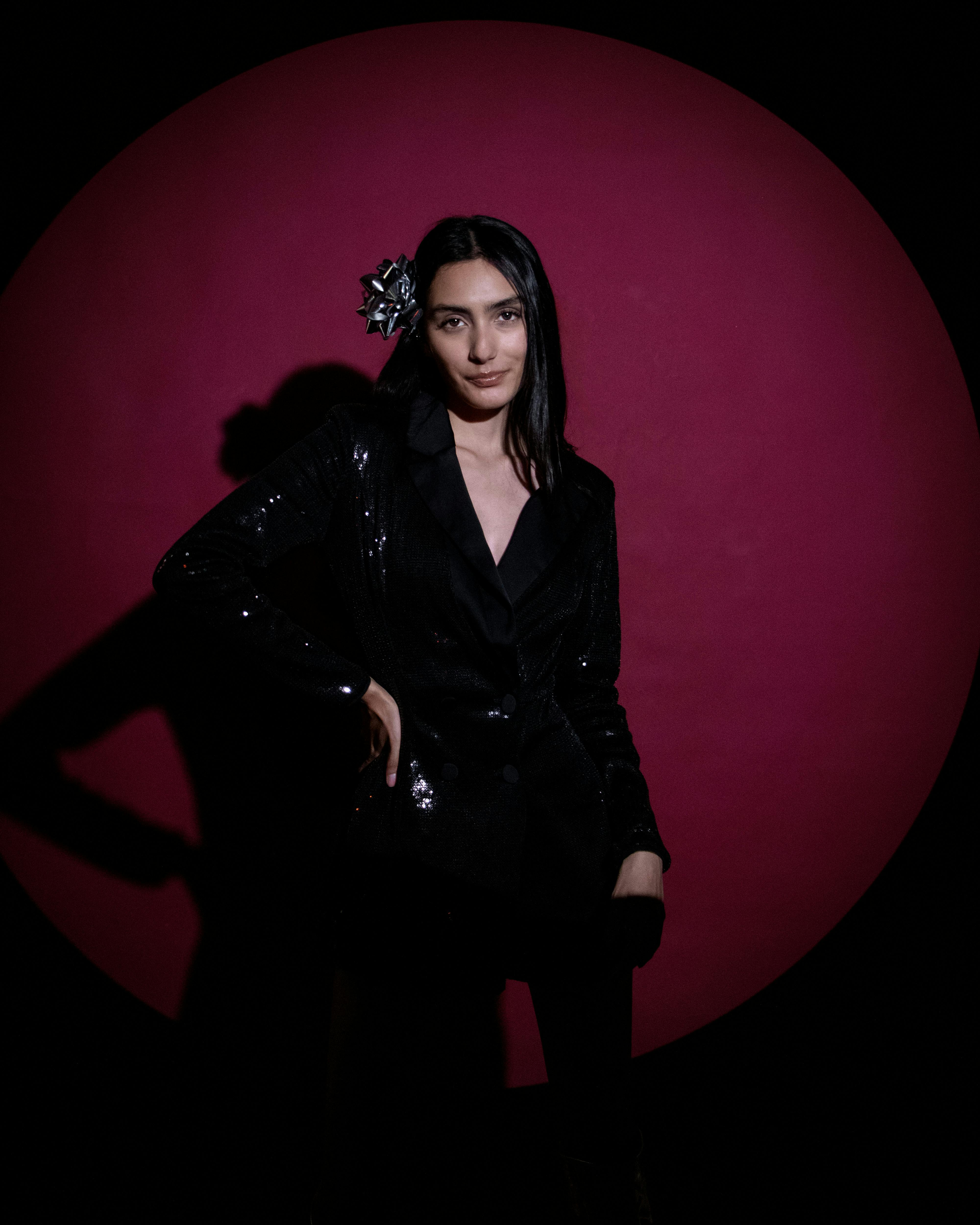 Modelo Vestido Negro Y Fondo Rojo · Foto de stock gratuita