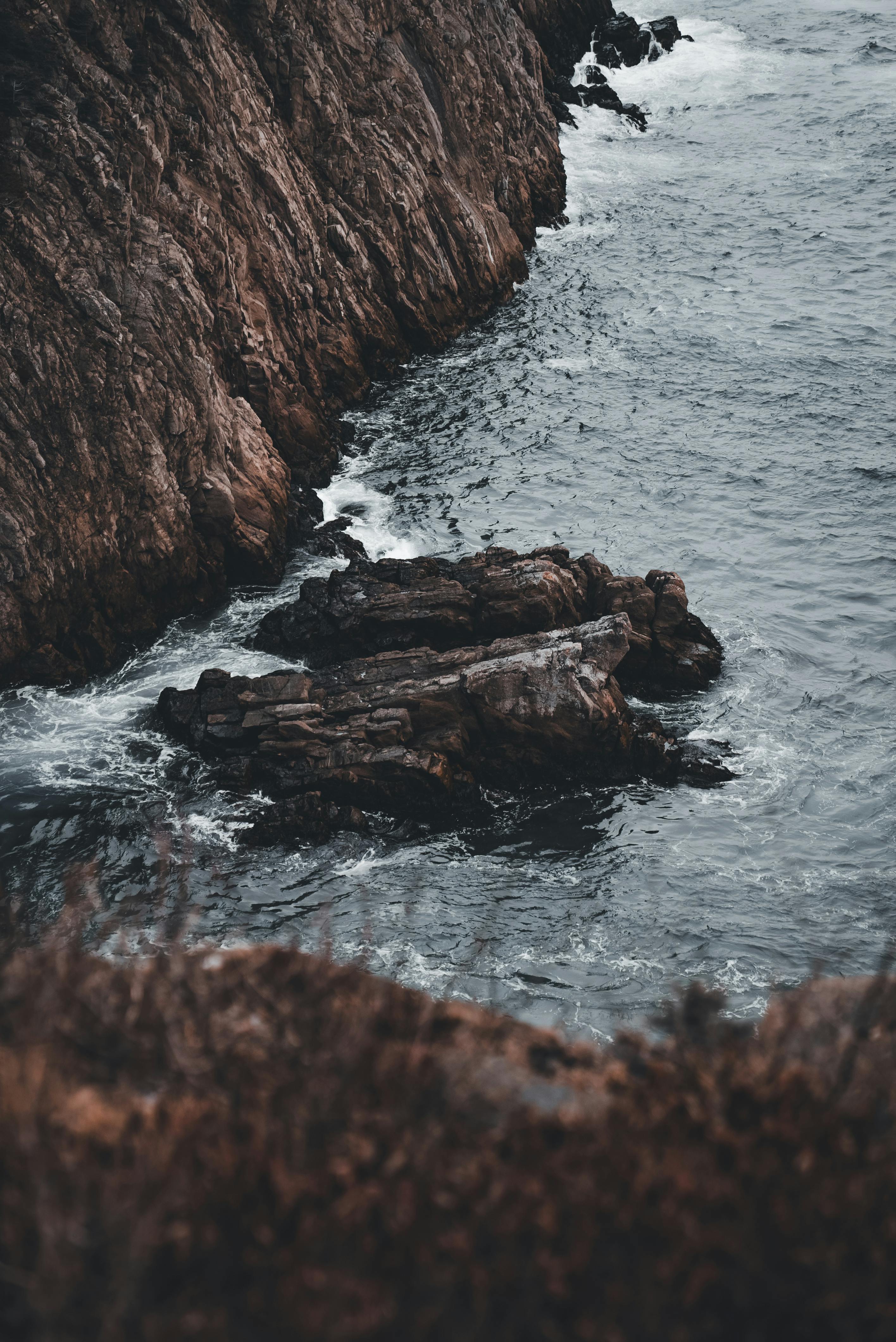 Dramatic Rocky Ocean Cliffside View · Free Stock Photo