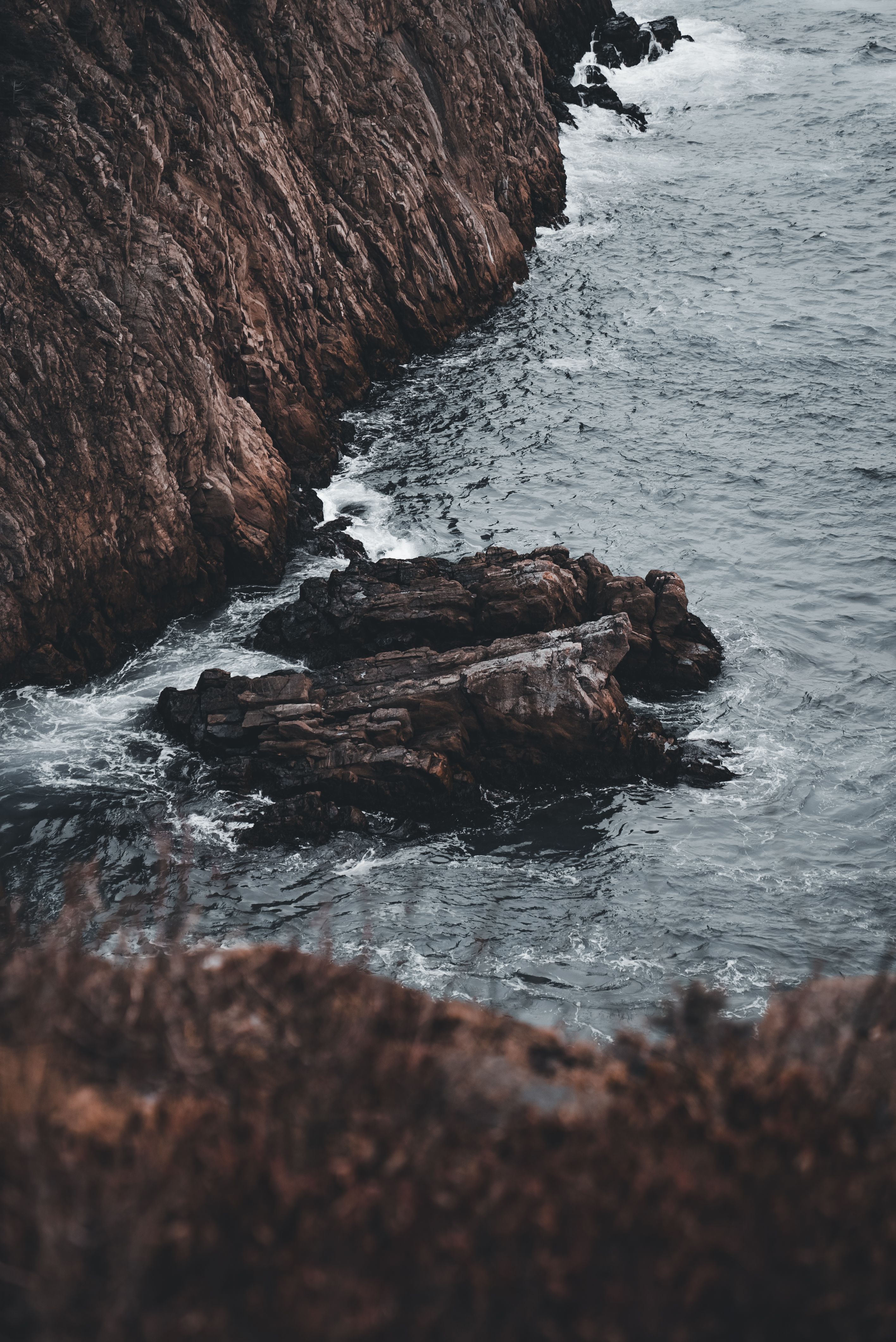 Dramatic Rocky Ocean Cliffside View · Free Stock Photo
