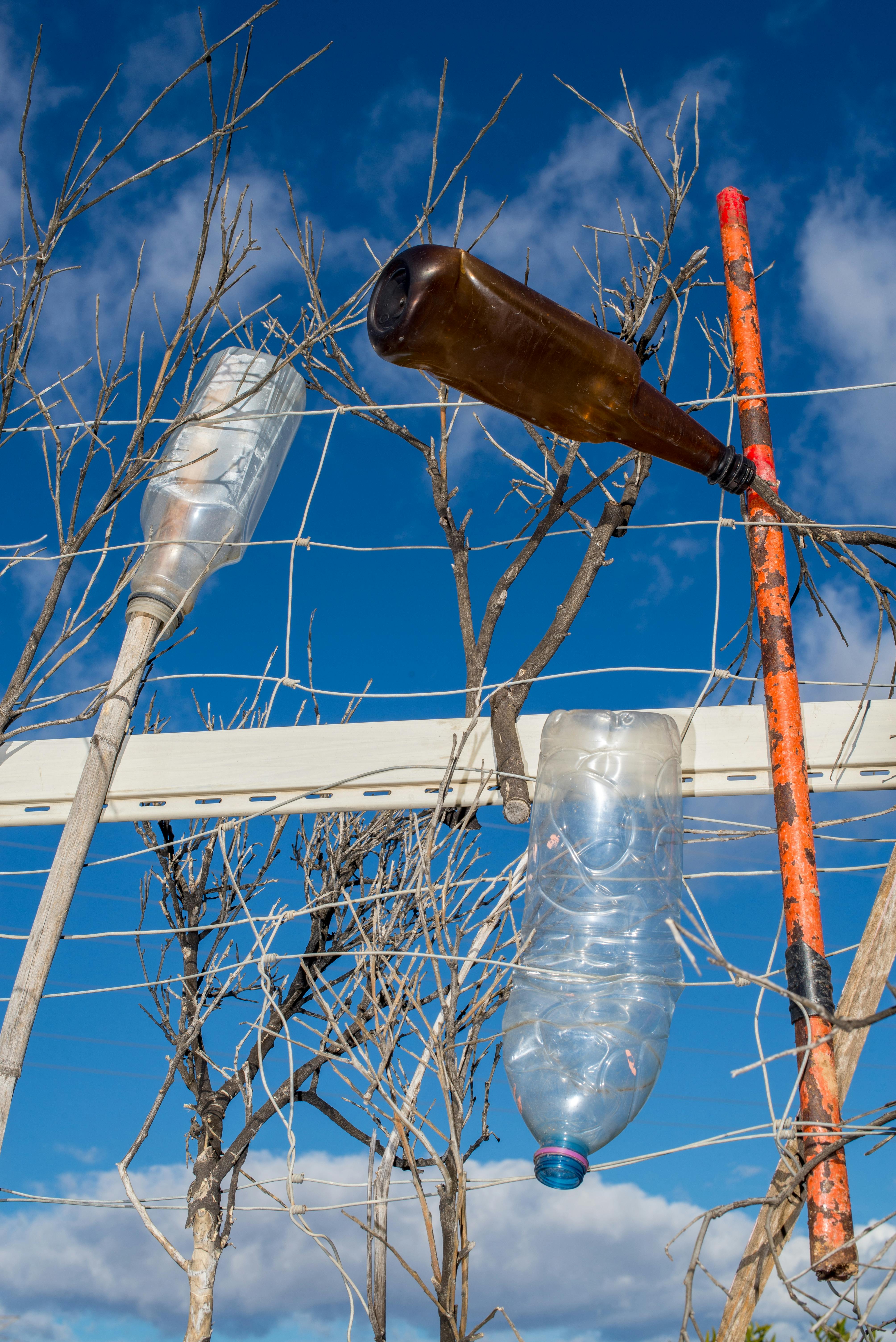 Botol Plastik Dan Sampah Di Pagar Melawan Langit Biru · Foto Stok Gratis