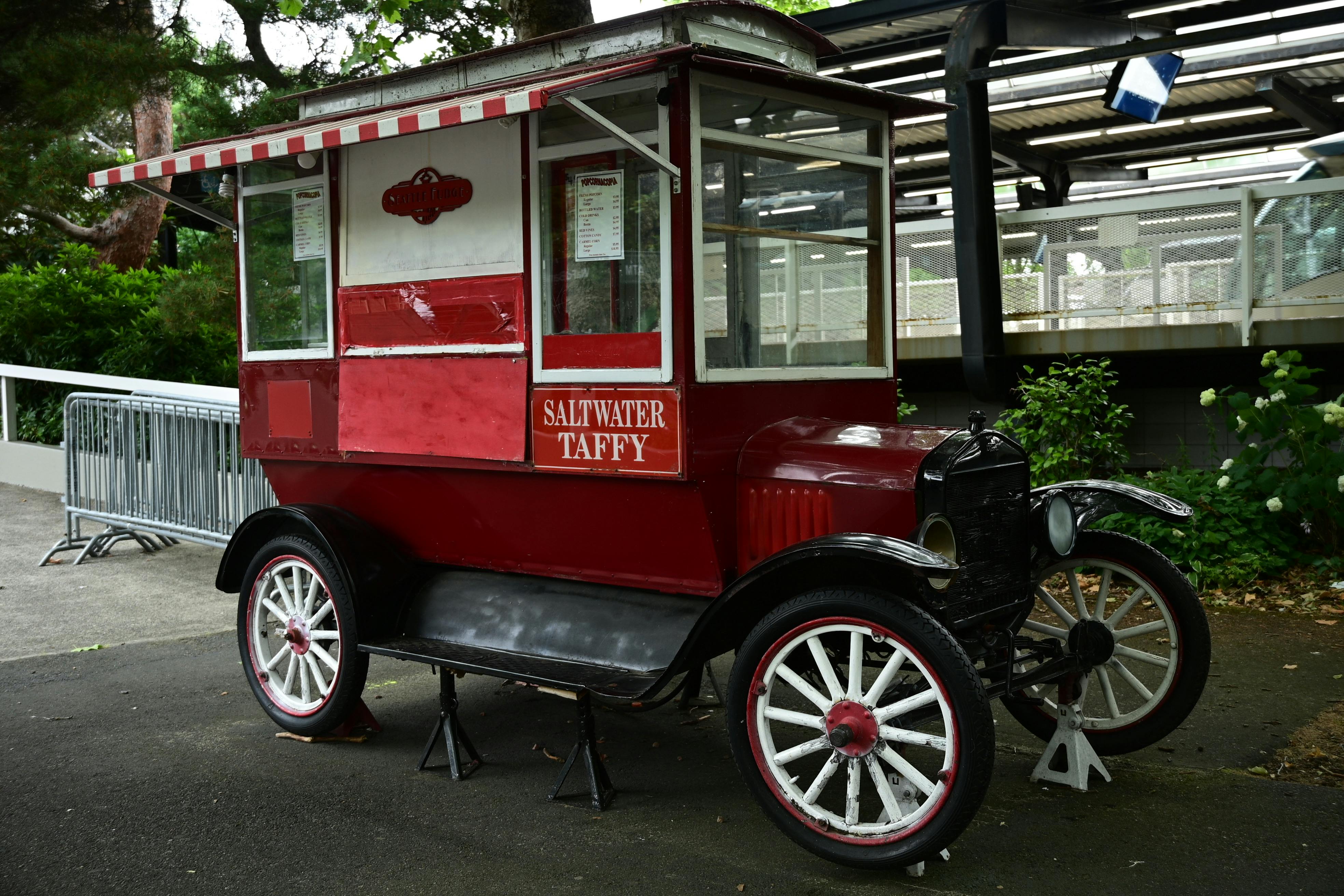 Vintage Saltwater Taffy Cart in Amusement Park · Free Stock Photo