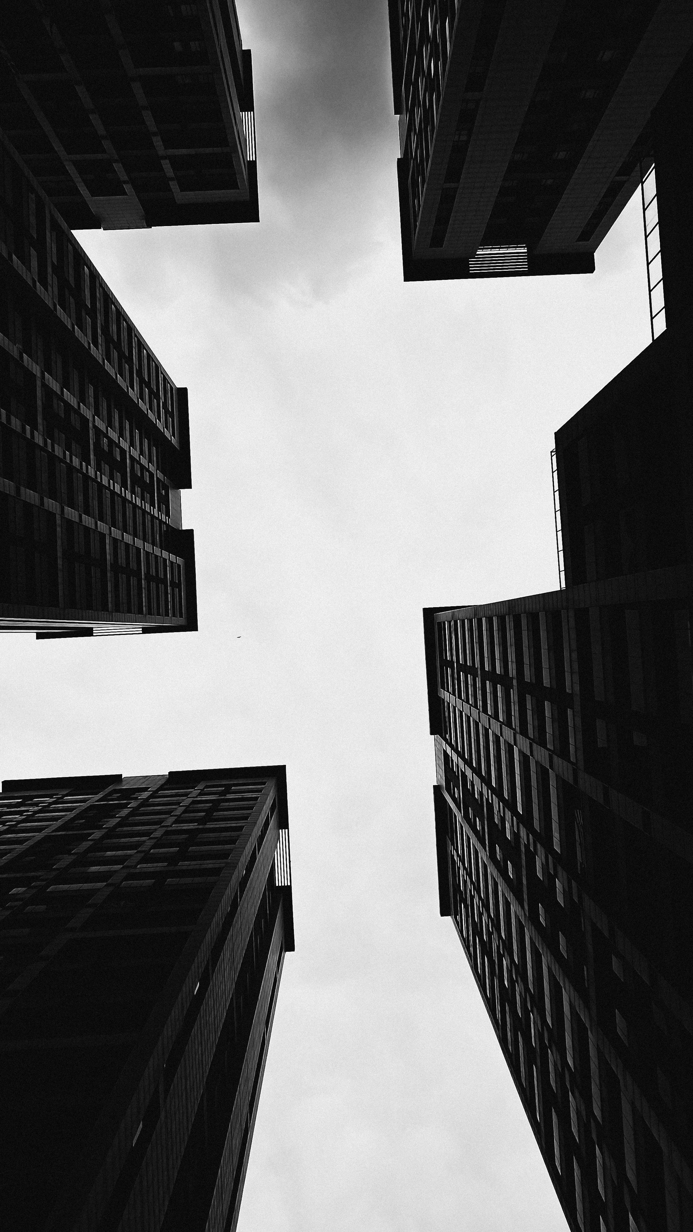 Arsitektur Perkotaan Hitam Dan Putih Yang Dramatis · Foto Stok Gratis