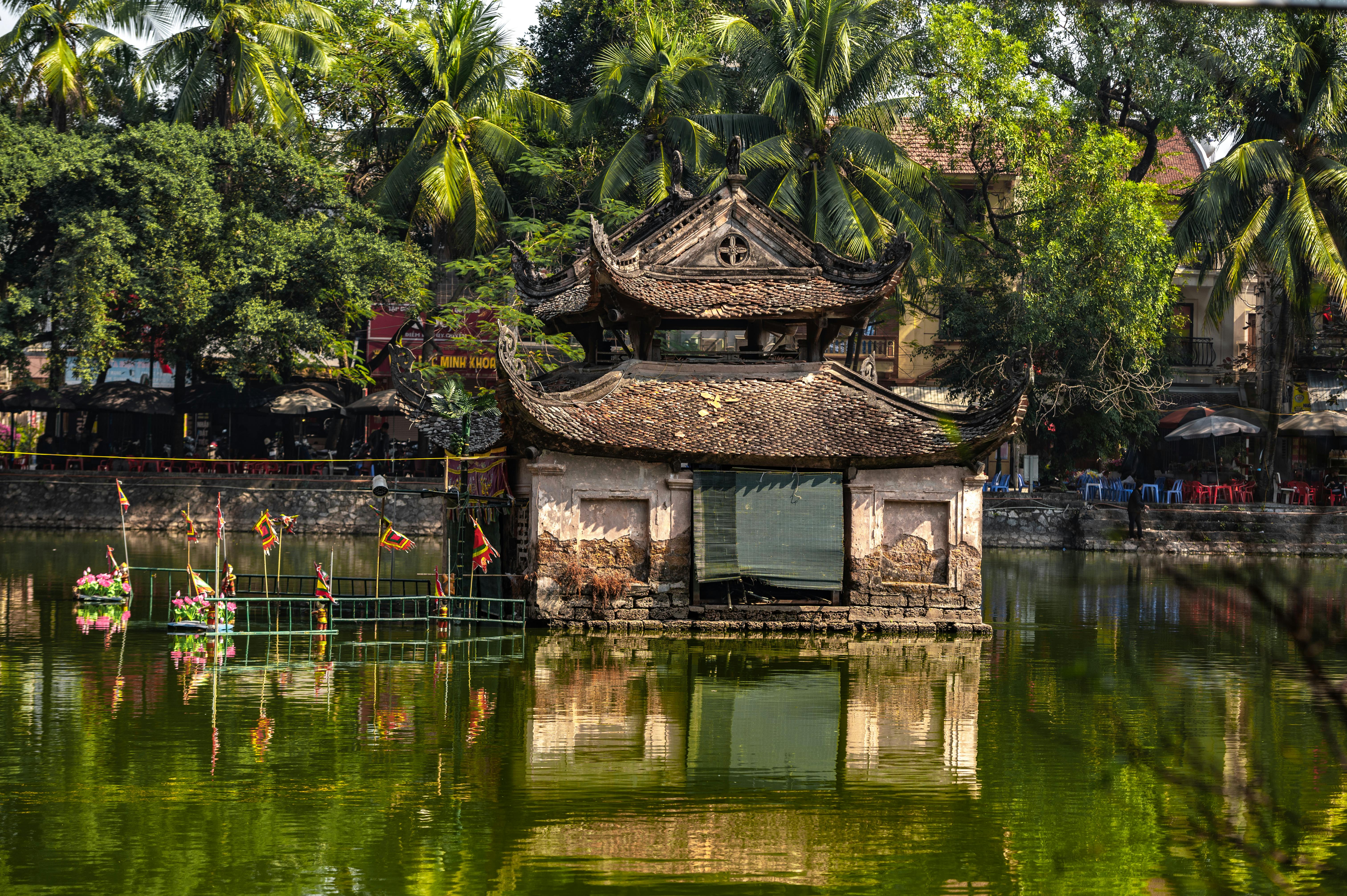 Traditional Asian Pavilion in Scenic Garden · Free Stock Photo