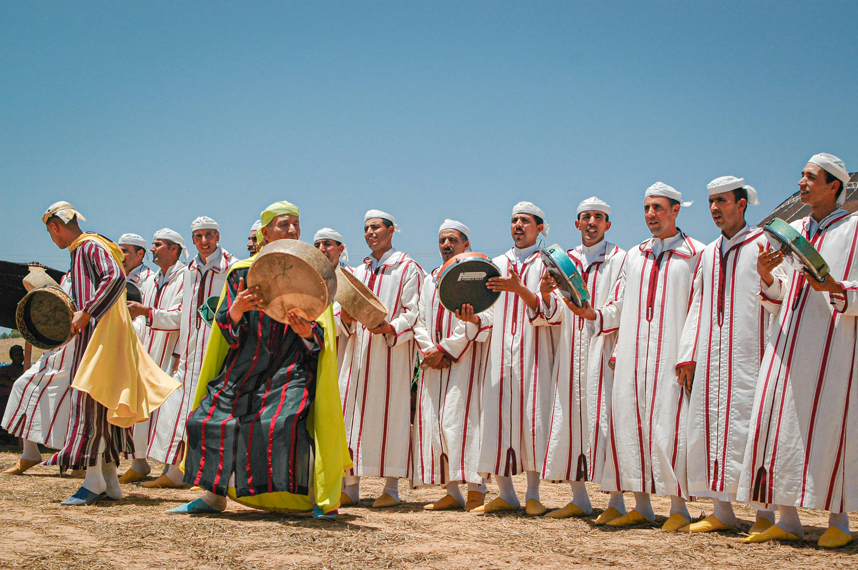 Groupe De Musique Traditionnelle Marocaine Se Produisant En Plein Air ...
