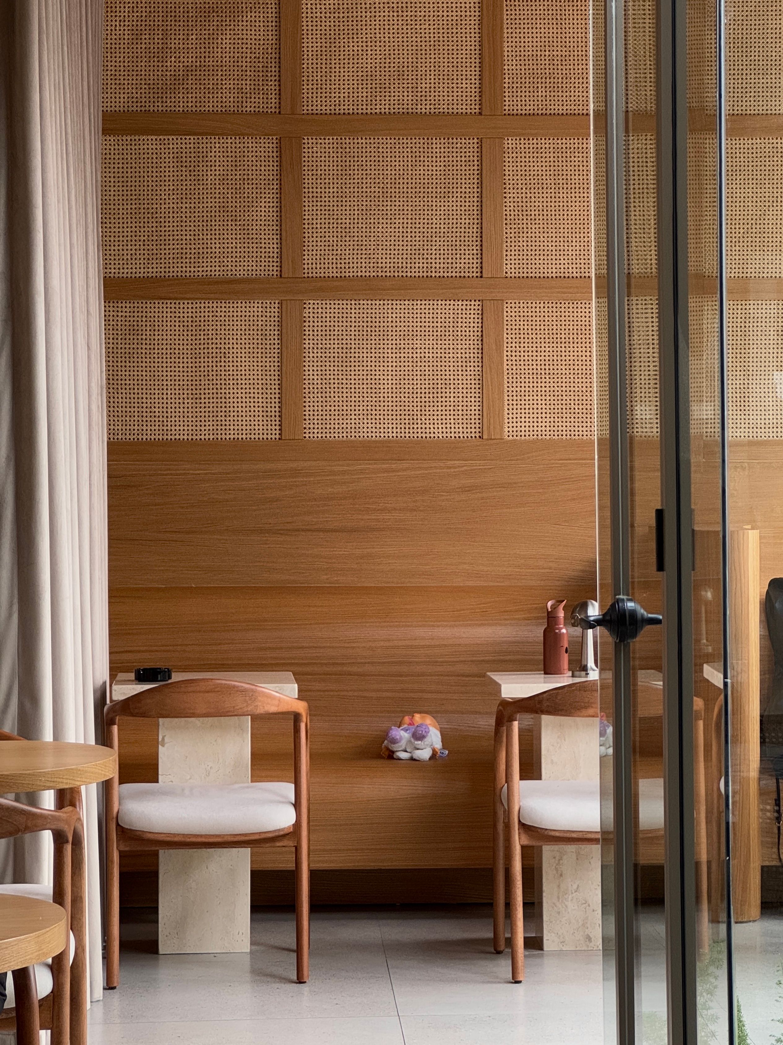 Cozy Modern Cafe Interior with Minimalist Seating · Free Stock Photo