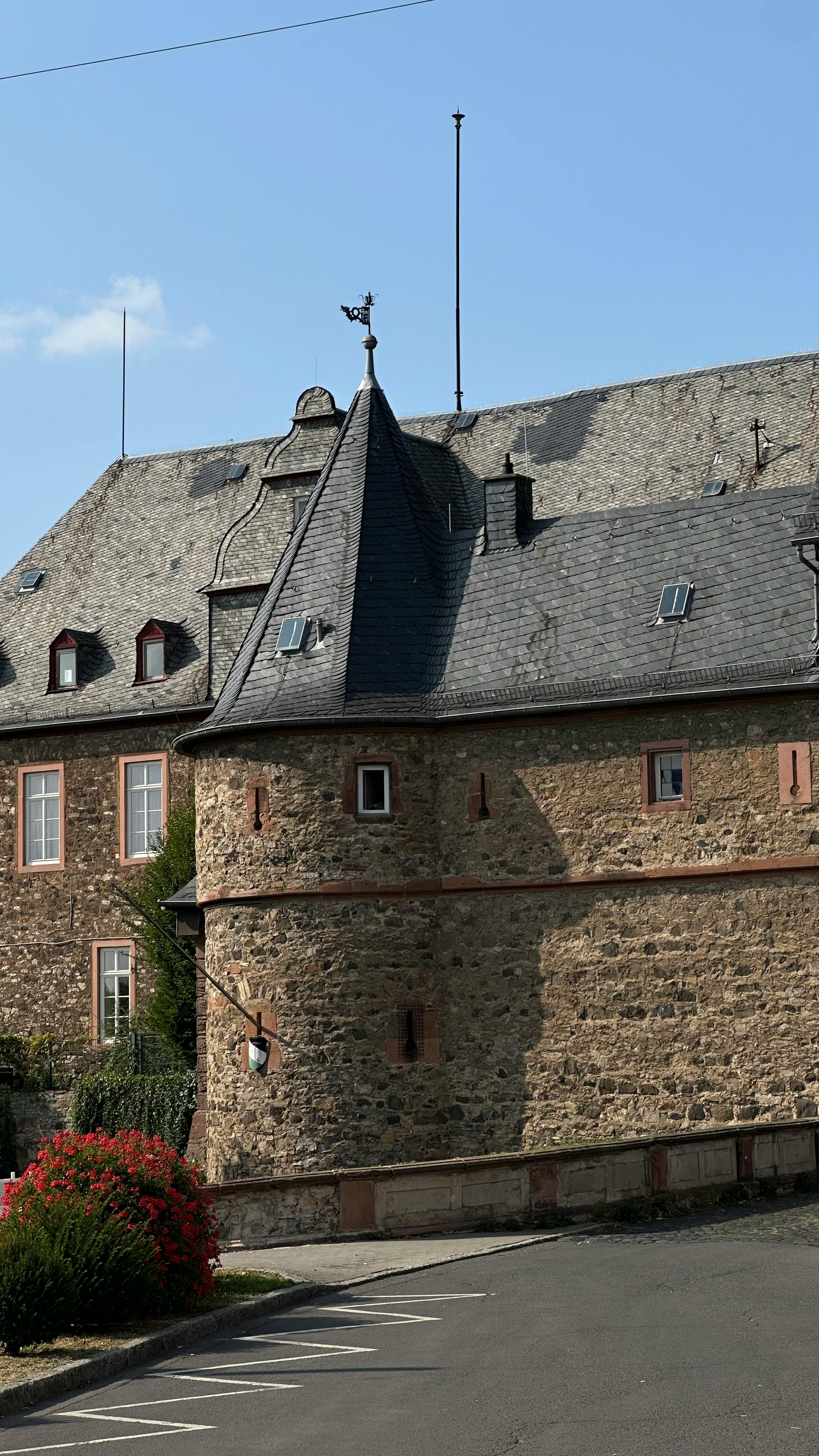 Bangunan Batu Bersejarah Dengan Menara Dan Atap Batu Tulis · Foto Stok ...