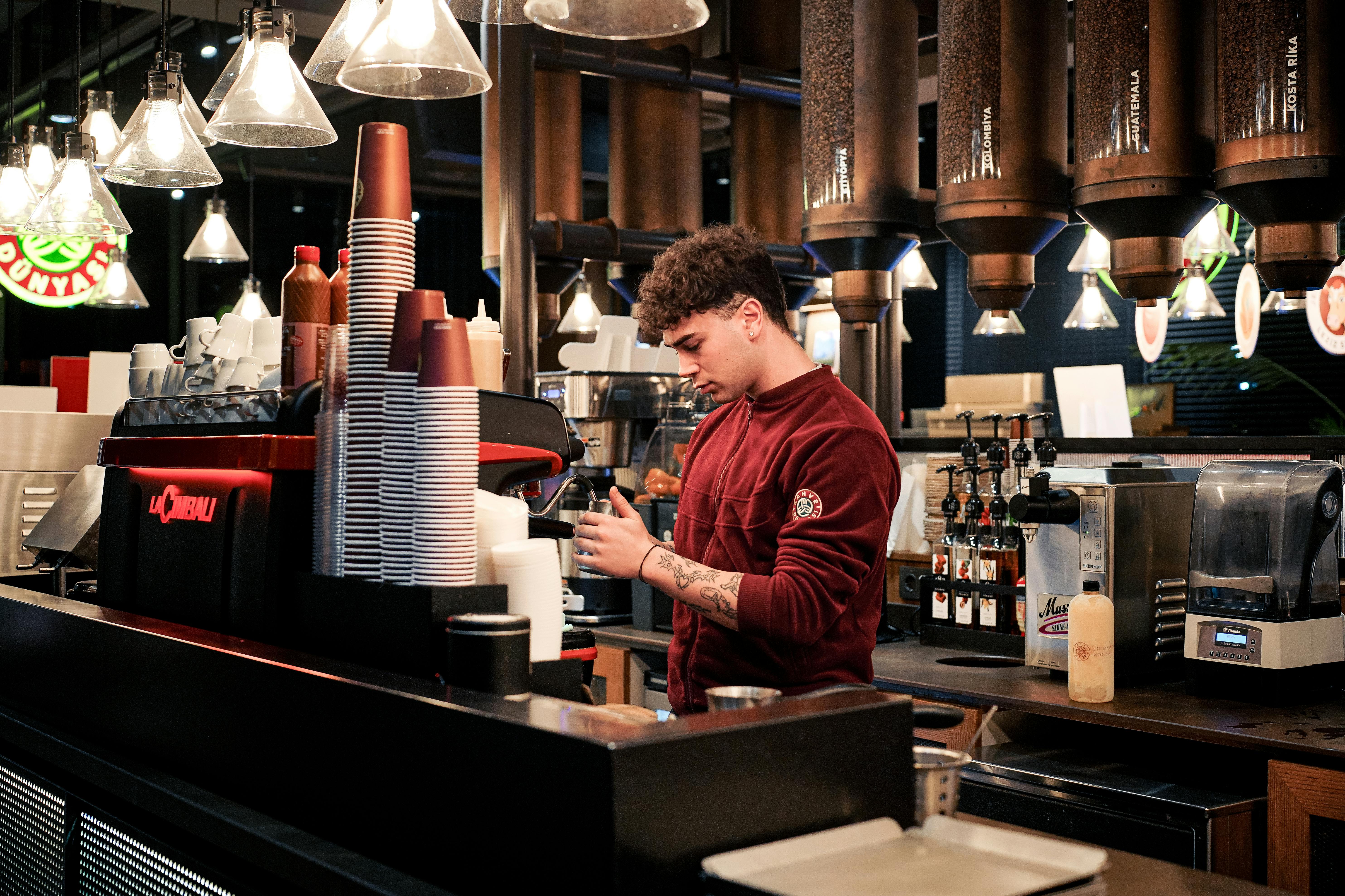 Barista Preparando Café Em Café Moderno · Foto profissional gratuita