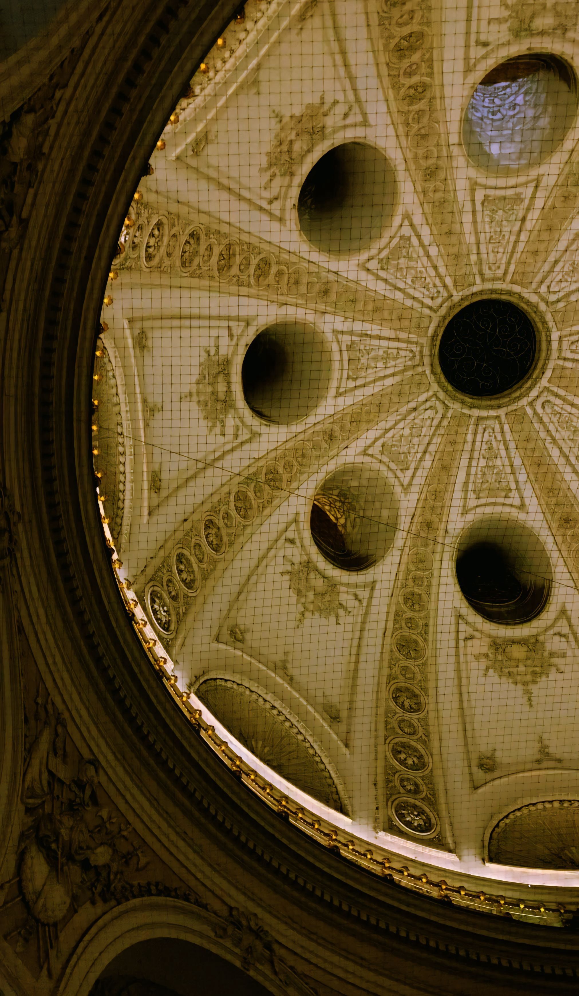Intricate Dome Ceiling with Classical Architectural Details · Free ...
