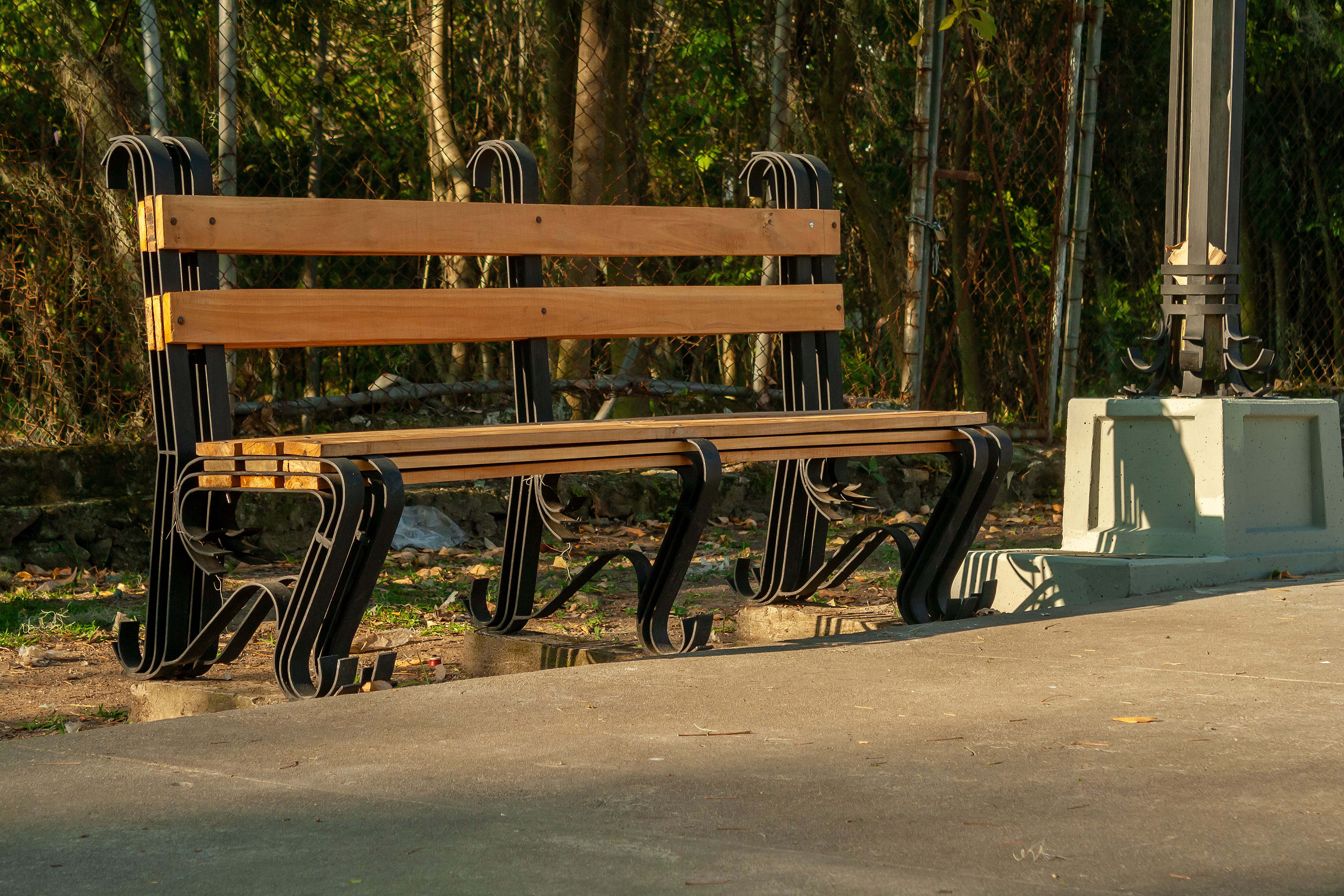 Wooden Park Bench in Mérida Urban Park · Free Stock Photo