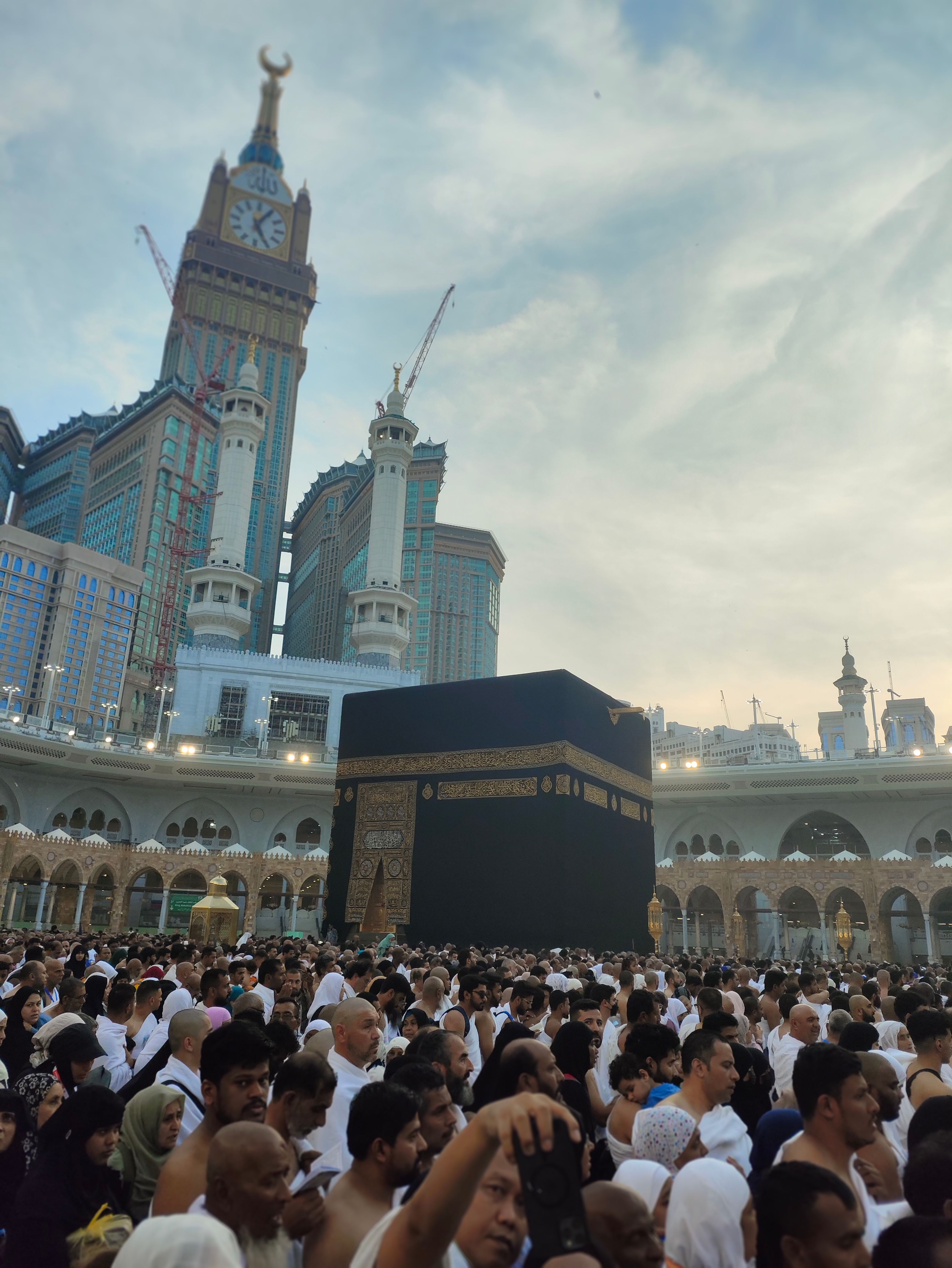 Vibrant Pilgrimage at the Holy Kaaba in Mecca · Free Stock Photo