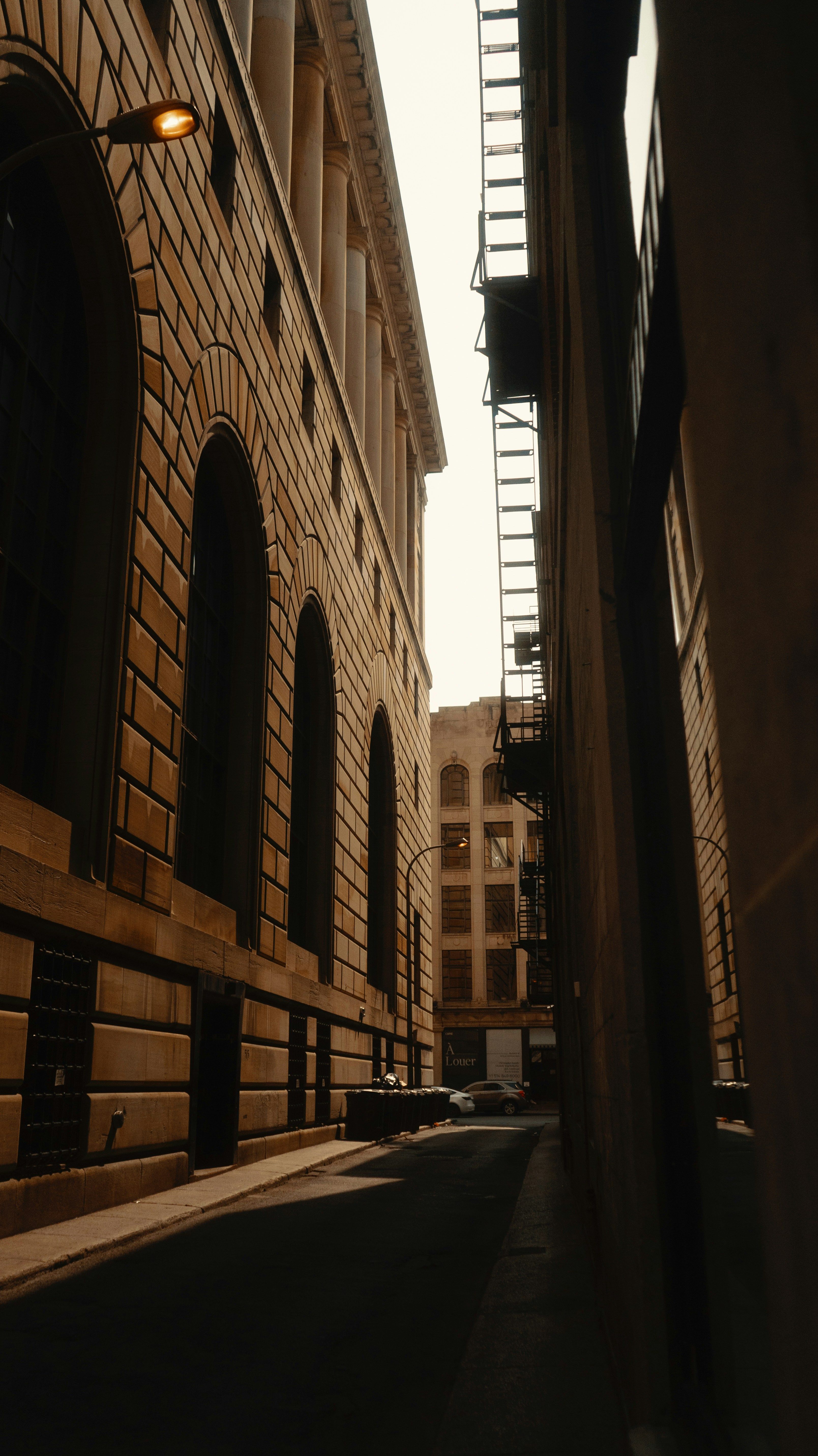 Vintage Urban Alley with Classic Architecture · Free Stock Photo