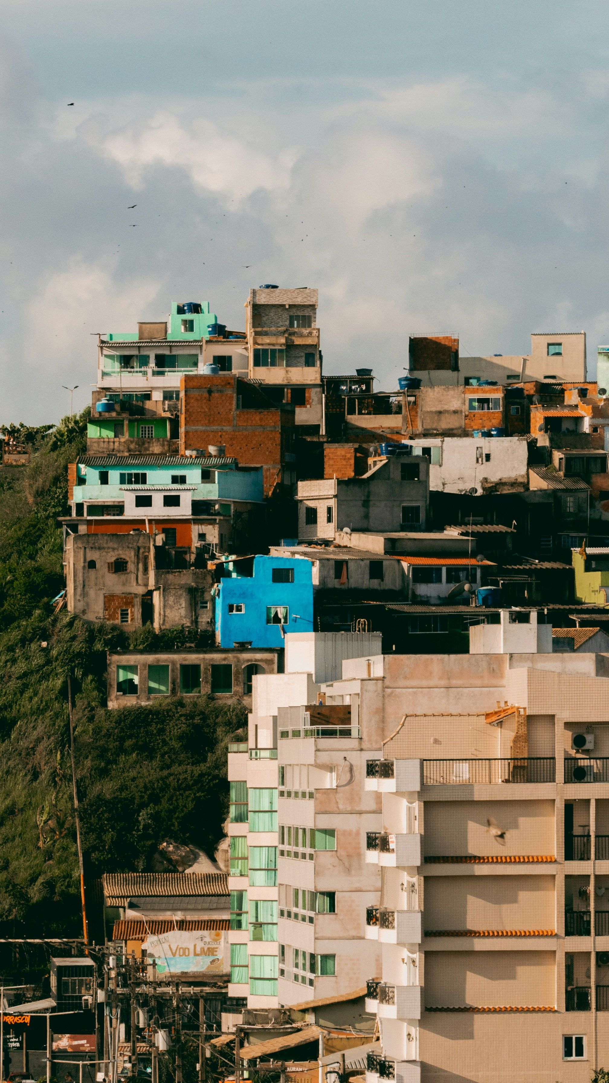 Paisaje Urbano Colorido En Una Ladera Con Arquitectura Mixta Foto De