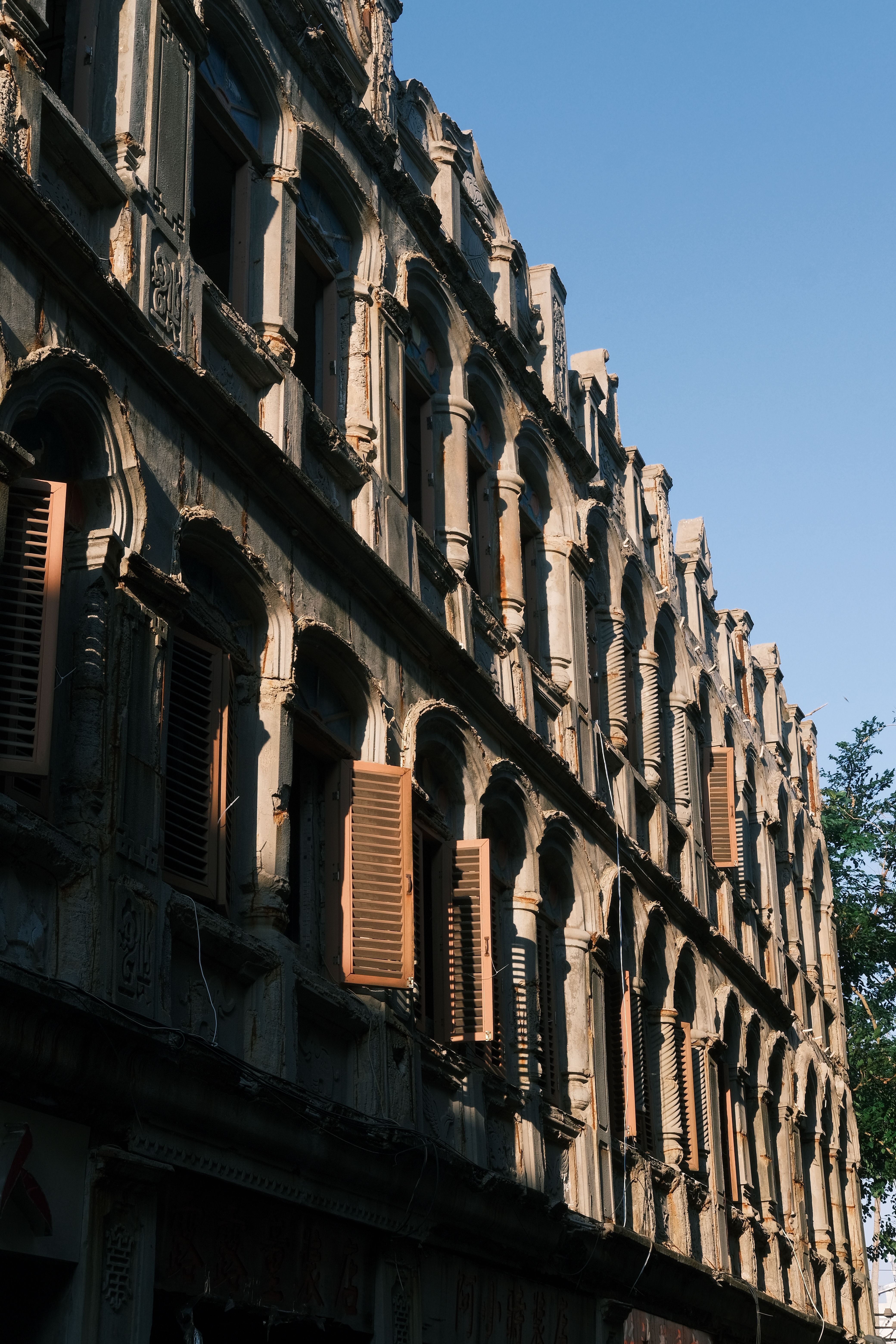 Historic Building Facade in Afternoon Light · Free Stock Photo