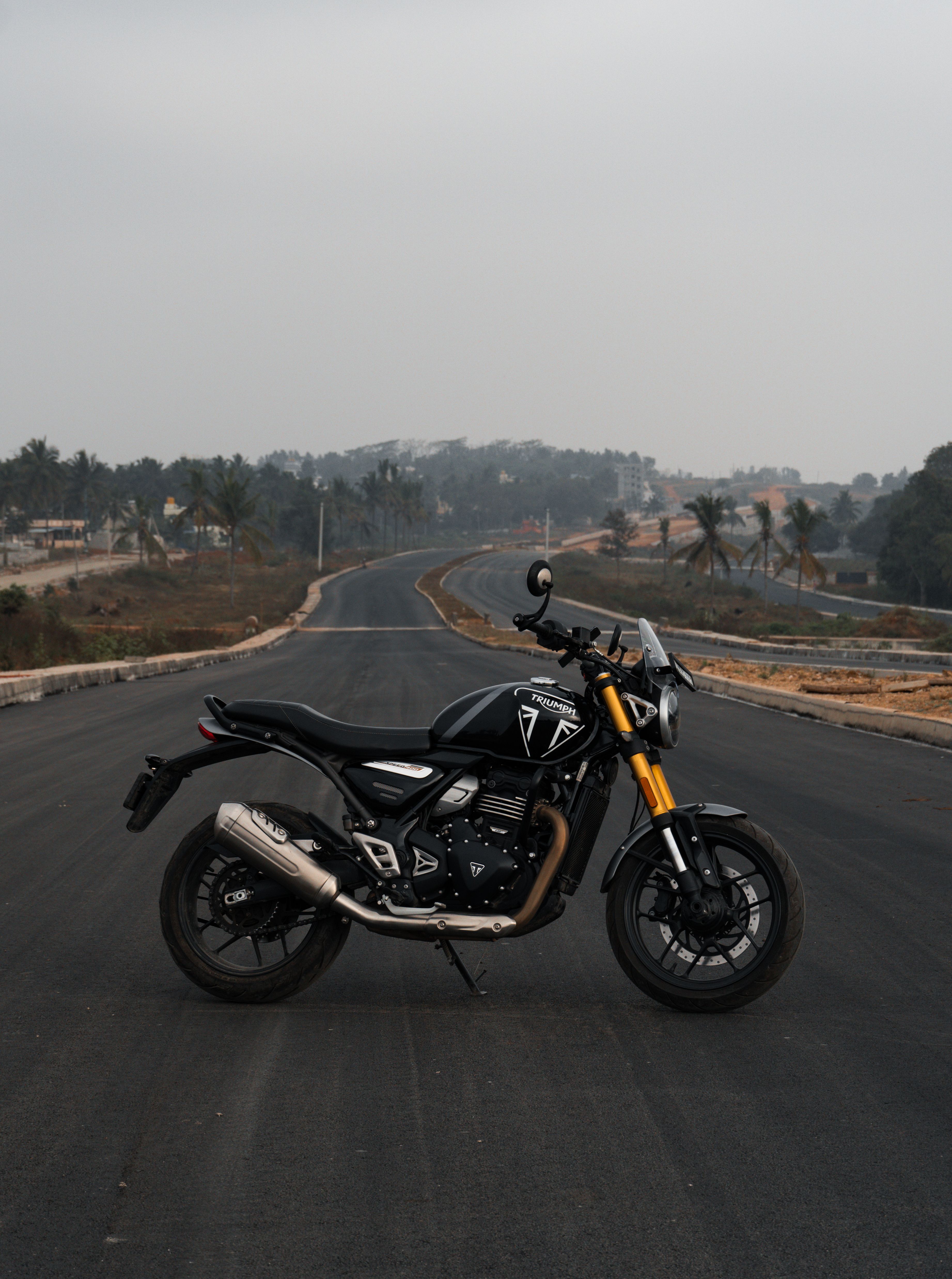 Motocicleta En Una Carretera Vacía · Foto de stock gratuita