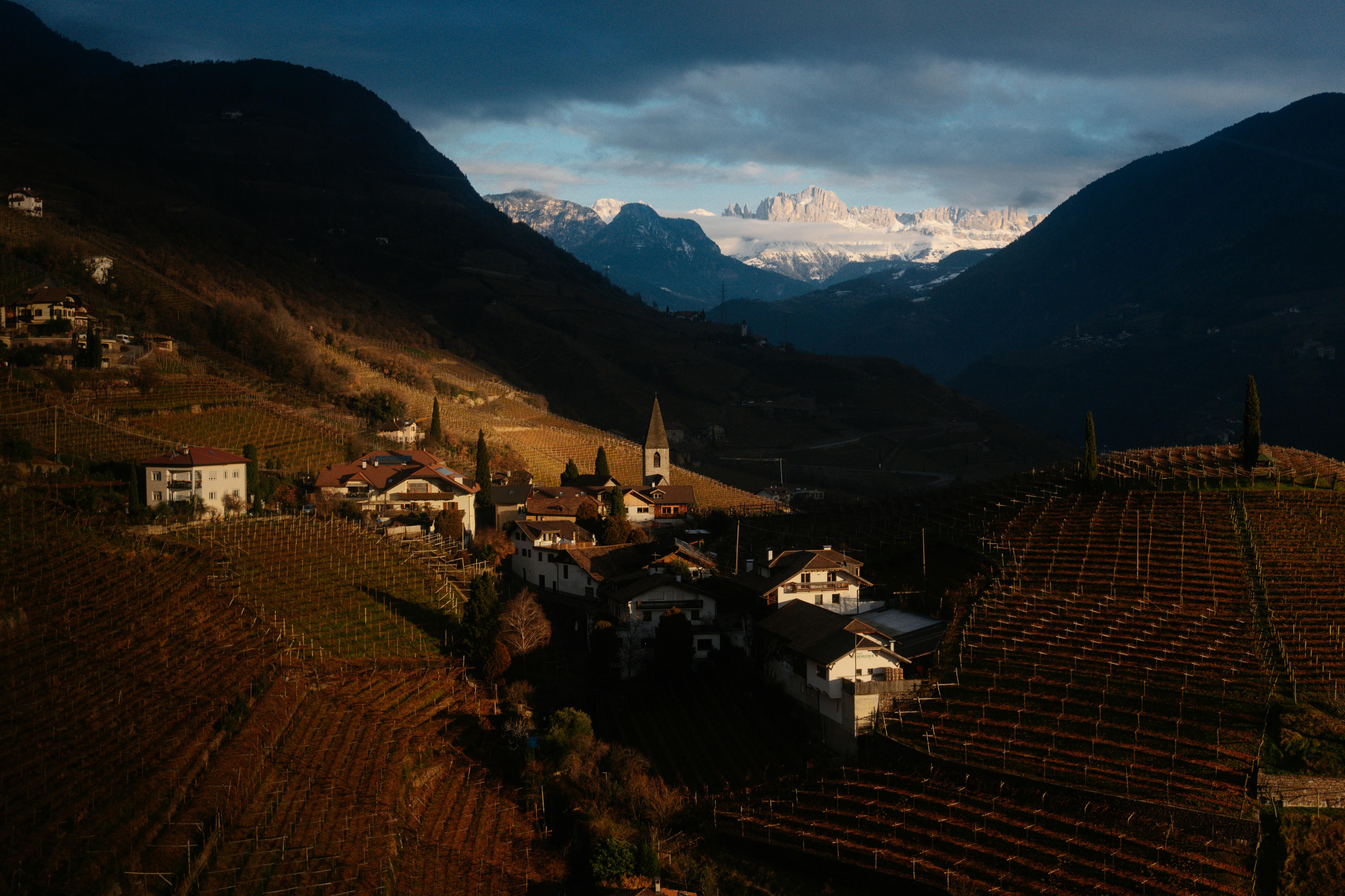 Scenic Village in the Italian Alps at Dusk · Free Stock Photo